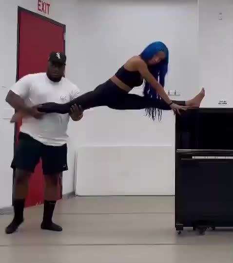 Flexible Sasha | Scrolller