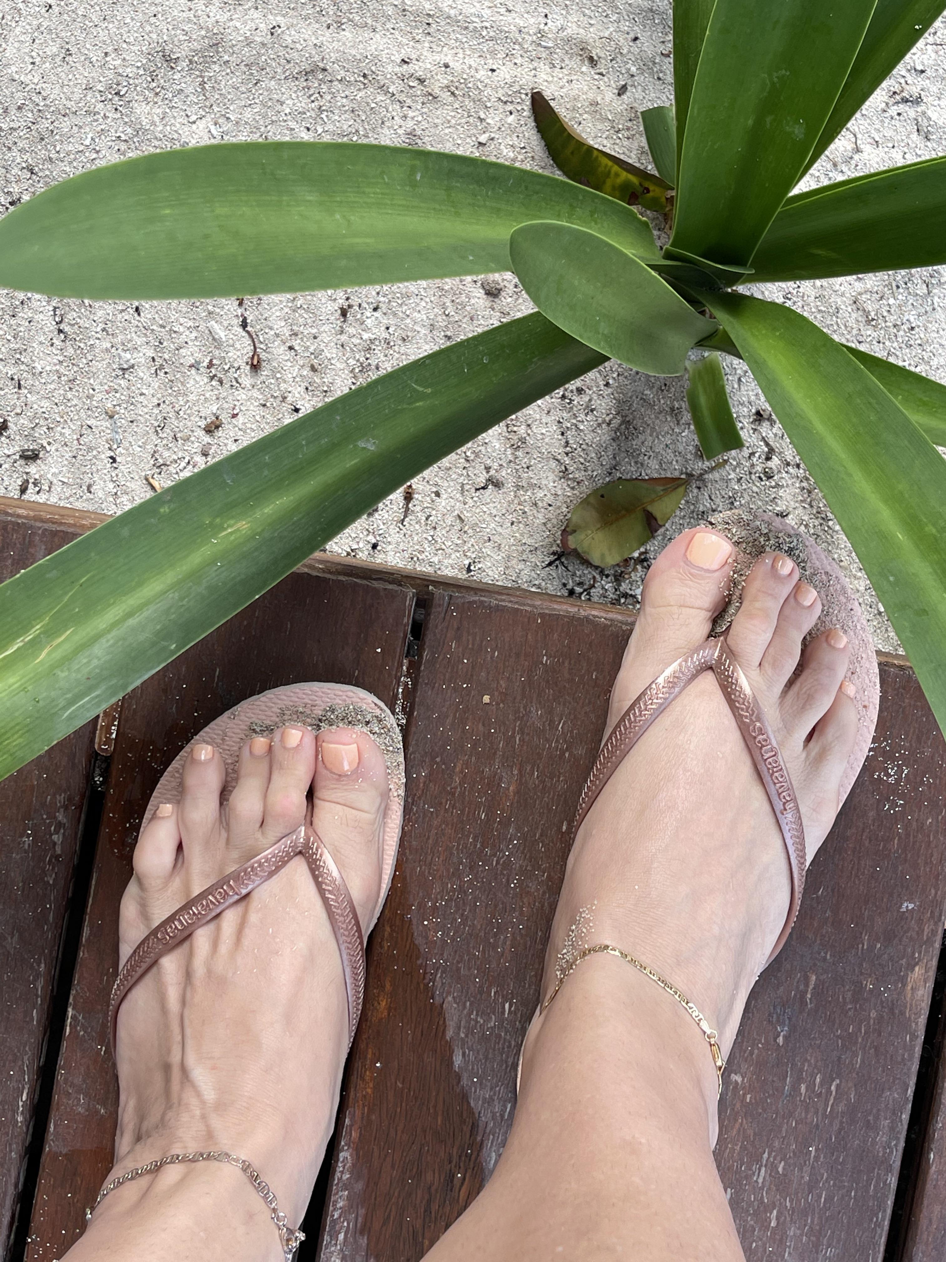 Flip flops on vacation | Scrolller