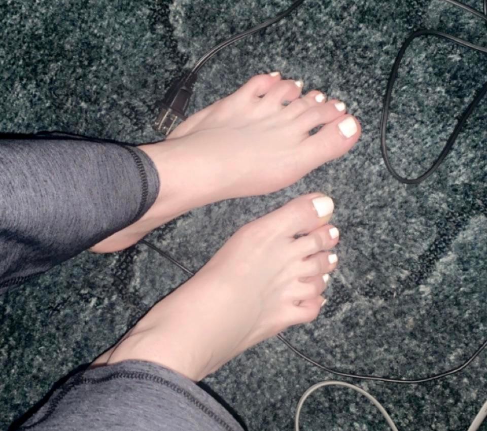 flirty friday feet | Scrolller