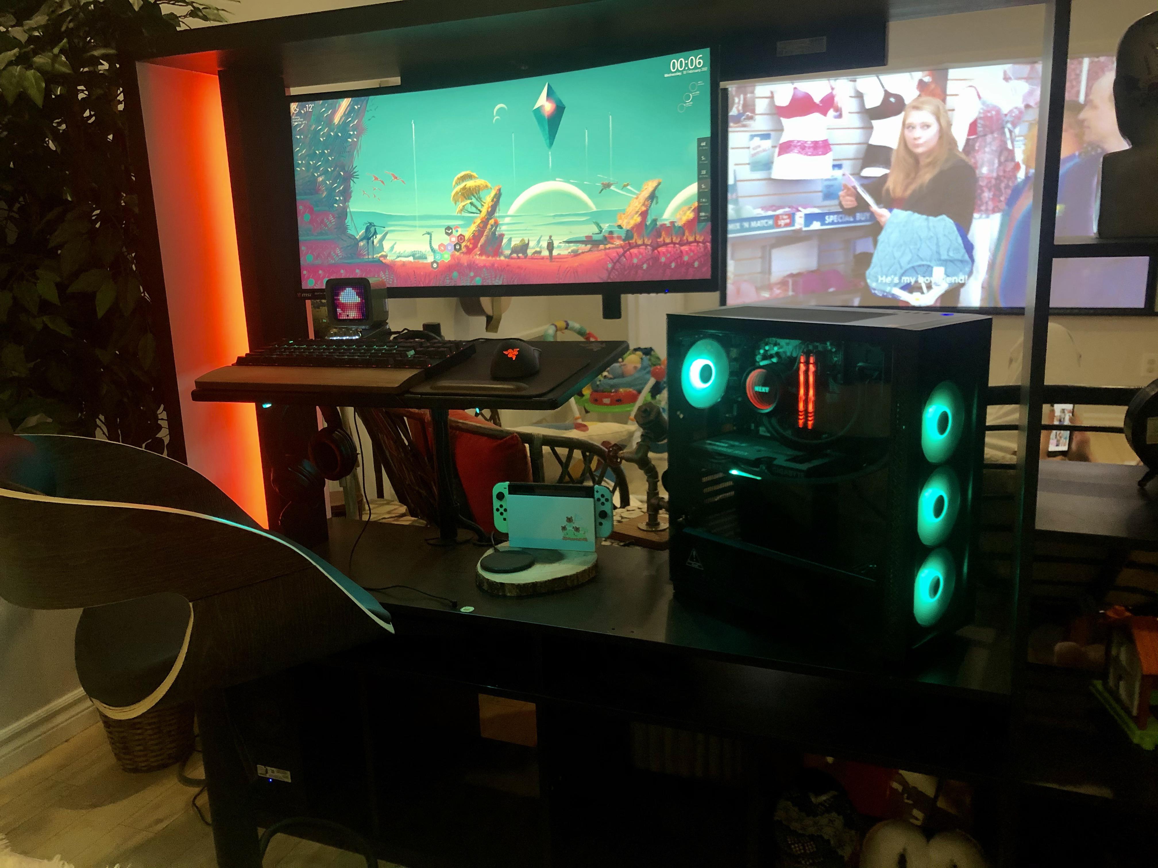 Floating desk setup | Scrolller