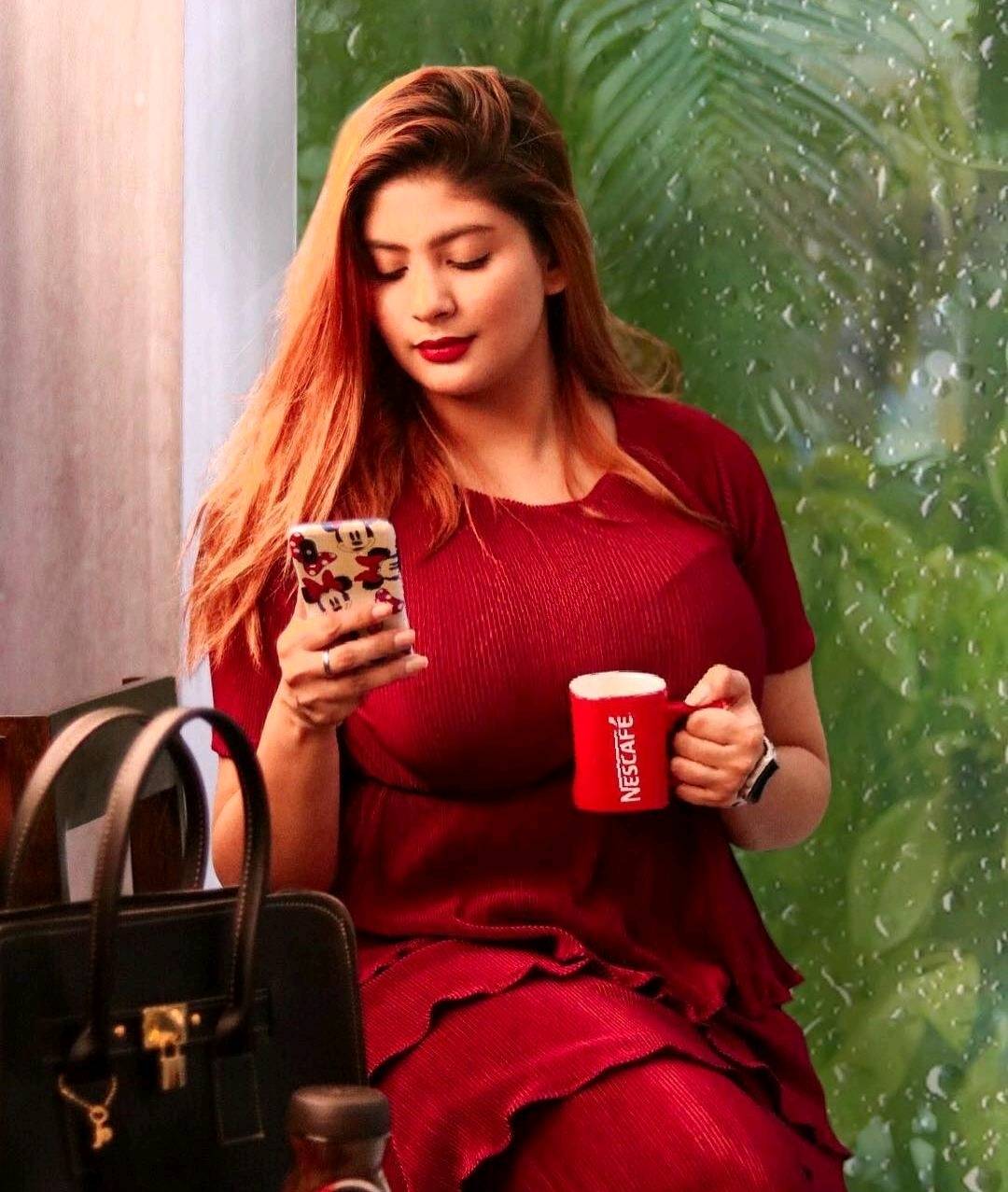 For size reference just see the coffee mug 🤤🤤 Nikhil ka muh hi fas jaata hoga Shanice Ke boobs ...