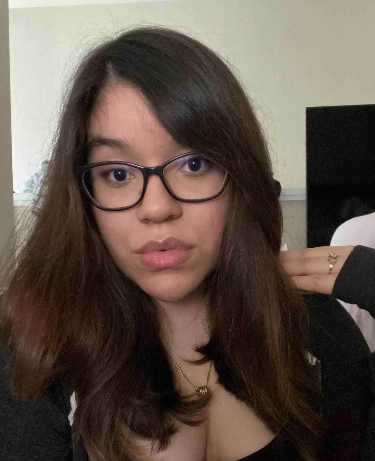 former never-pretty girl trying to feel confident ! 🌺 | Scrolller