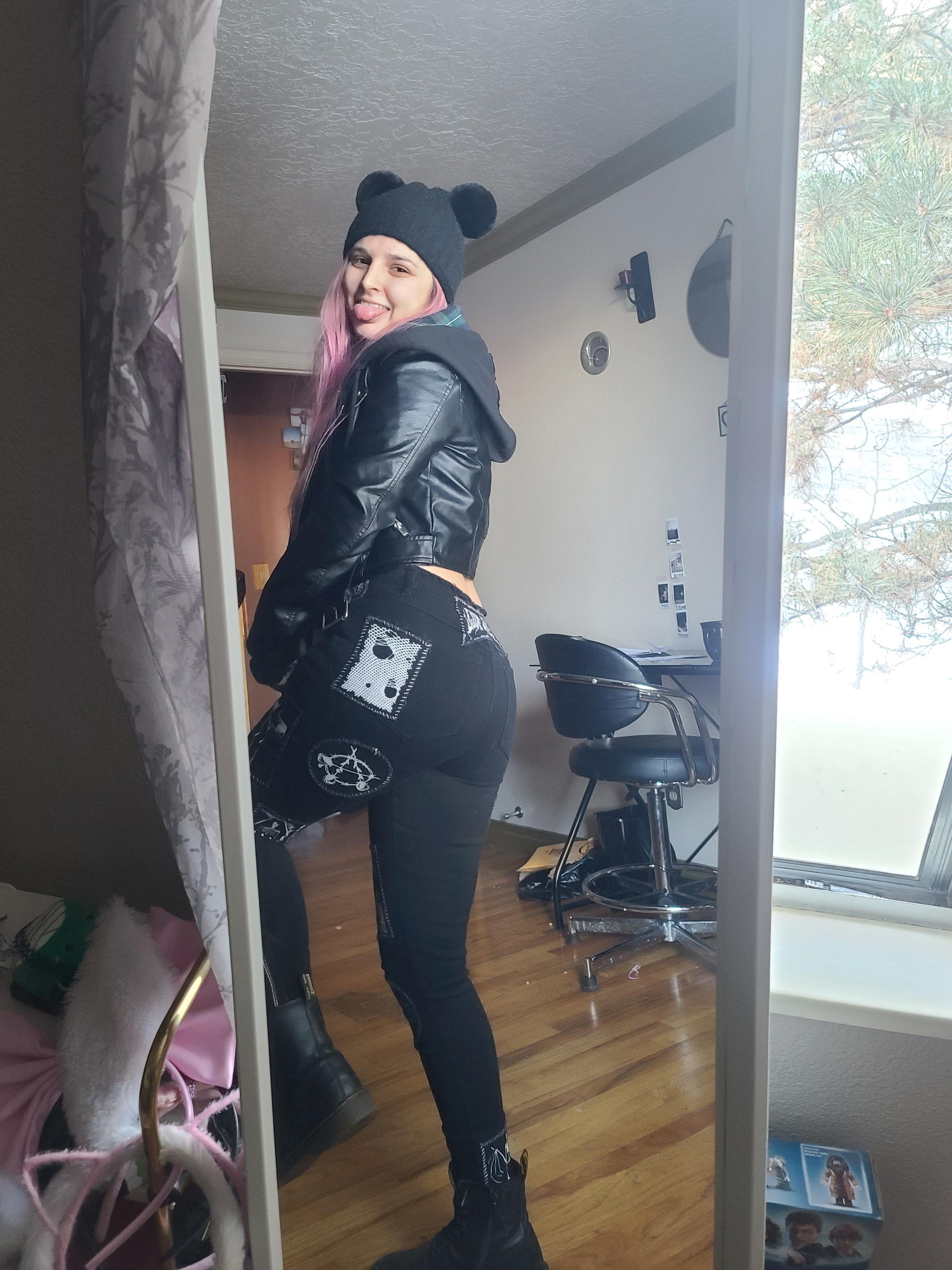 Free •cosplay• Gamer • 420 • Alt Girl Scrolller