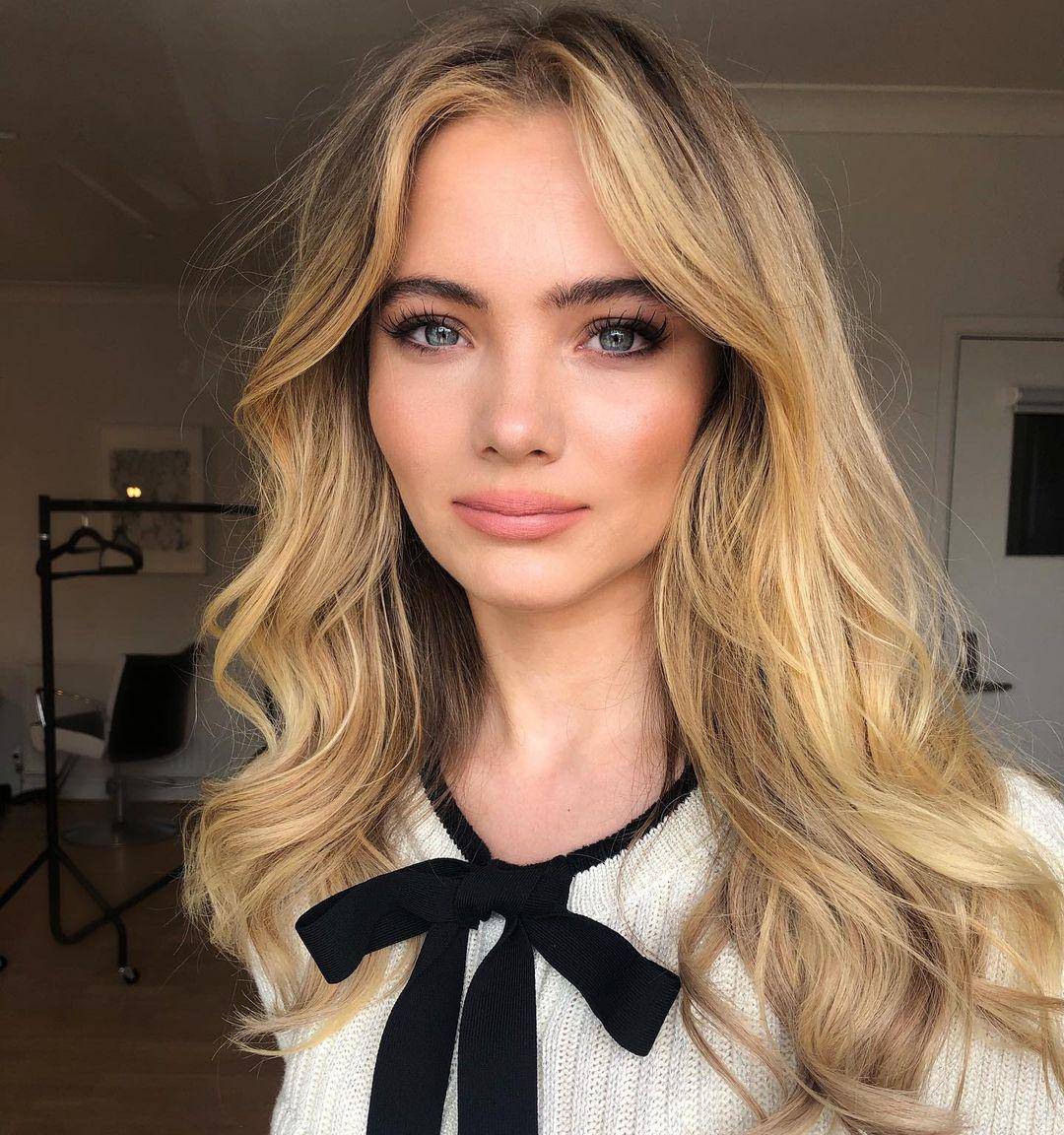 Freya Allan | Scrolller