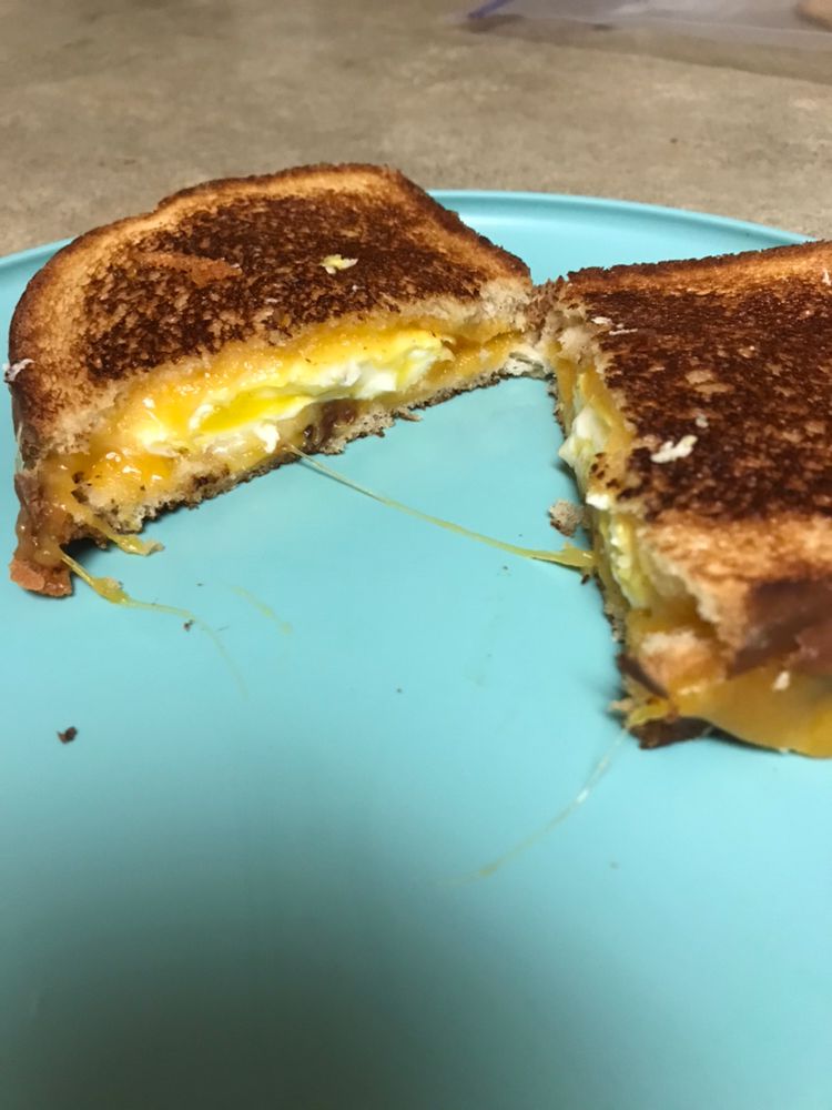 Fried egg in grilled cheese | Scrolller