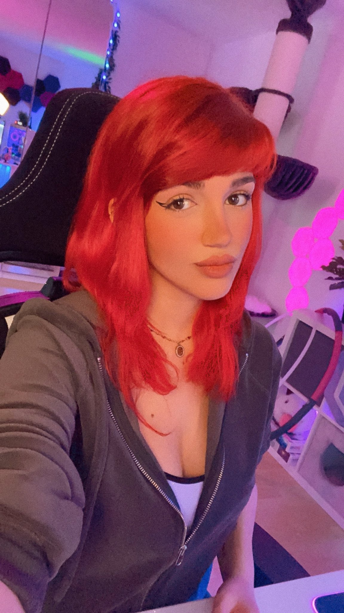 Frisch gefärbt in den Stream @ twitch.tv/Kunshikitty | Scrolller