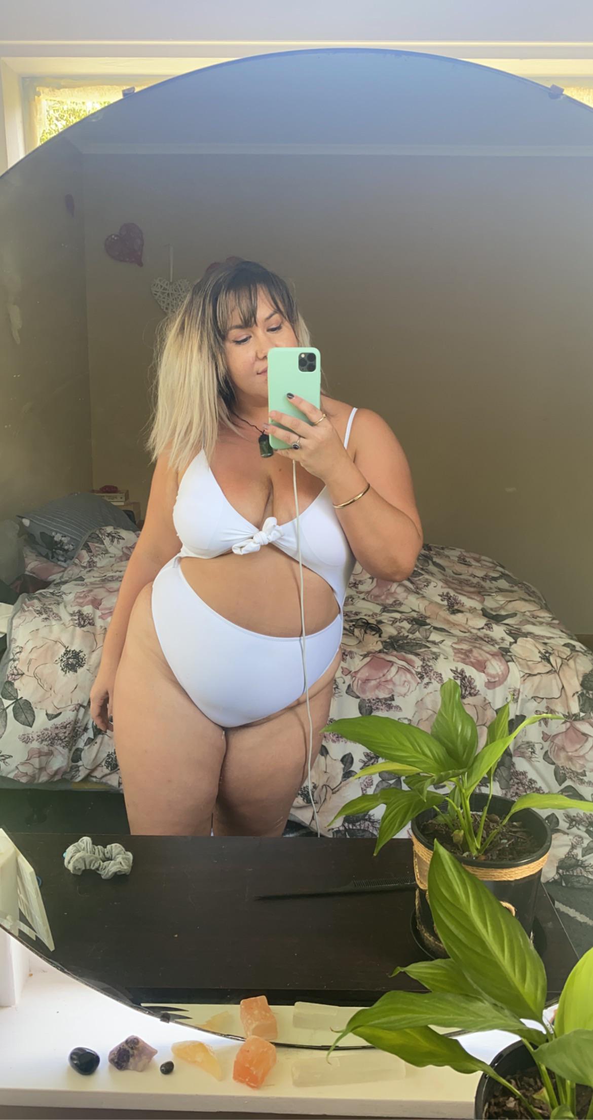 Full bodies milf, at your service 😉 | Scrolller