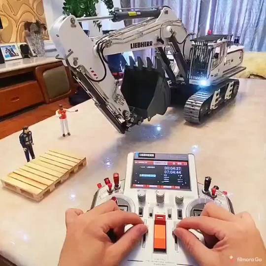 Fully functional mini excavator | Scrolller