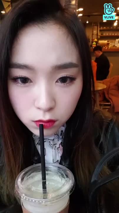 Gahyeon winking | Scrolller