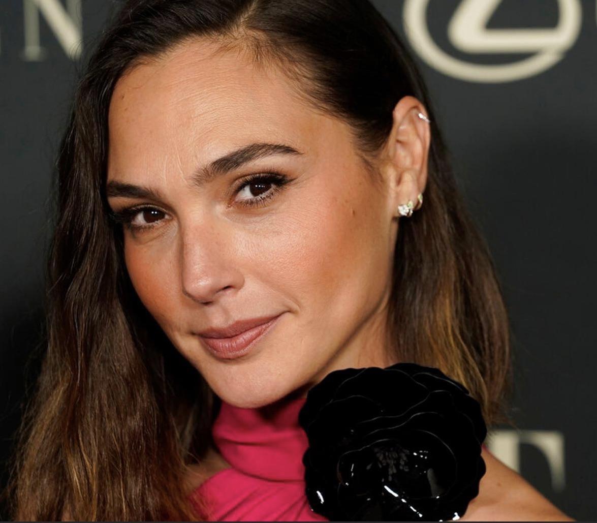 Gal Gadot has such a fuckable milfy face | Scrolller