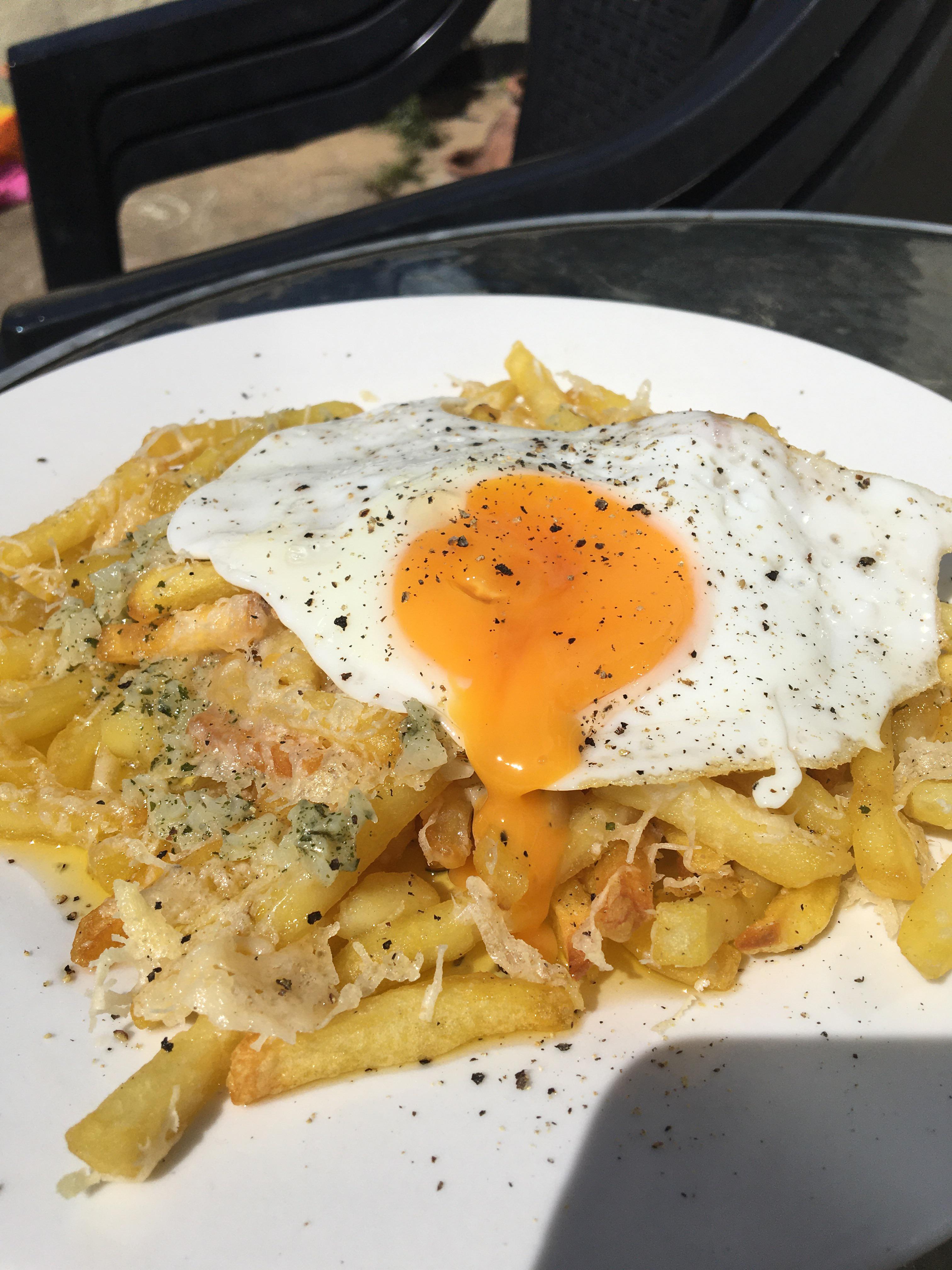 Garlic butter Parmesan fries with a fried egg | Scrolller