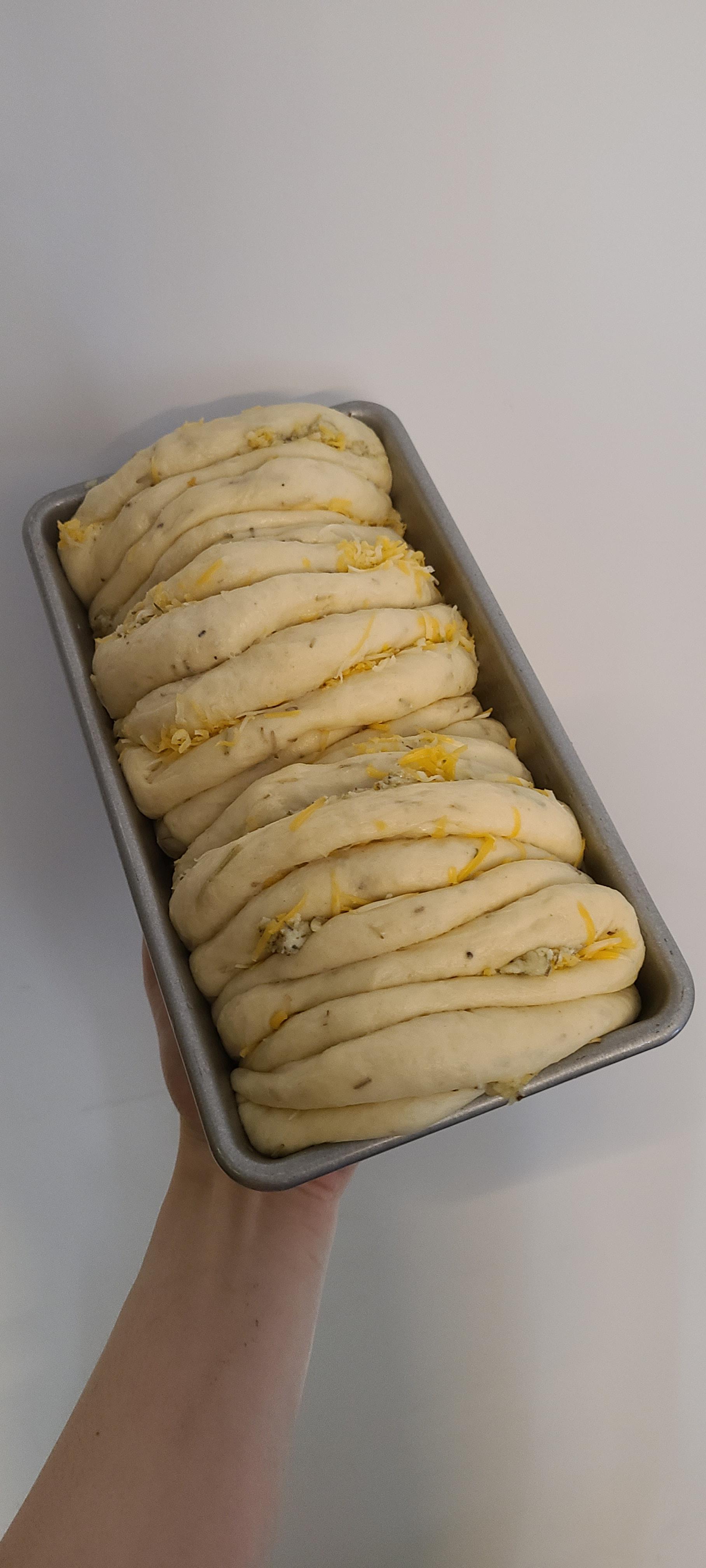 Garlic, Rosemary and Cheddar Pull-Apart Bread | Scrolller