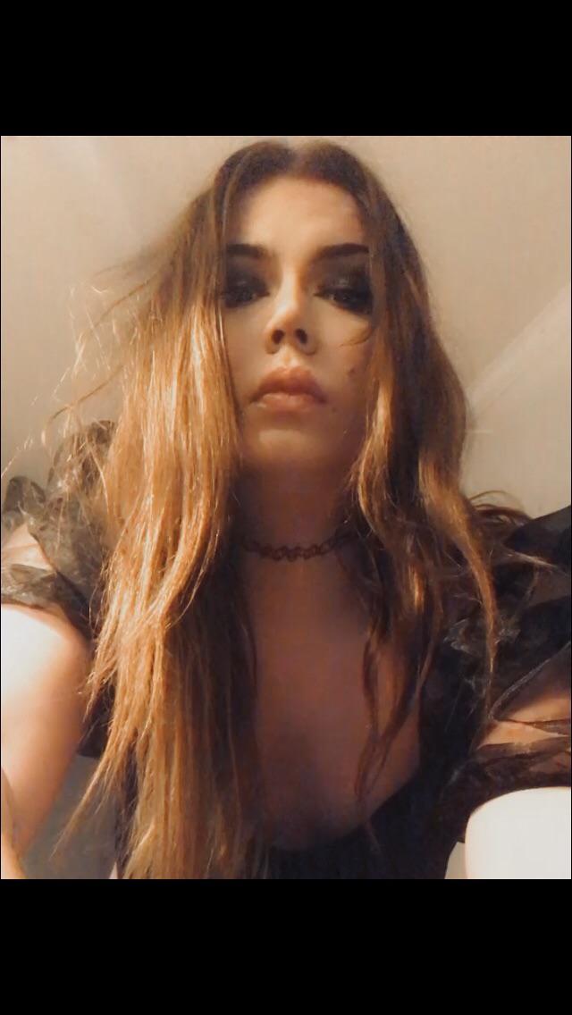 getting on my knees | Scrolller