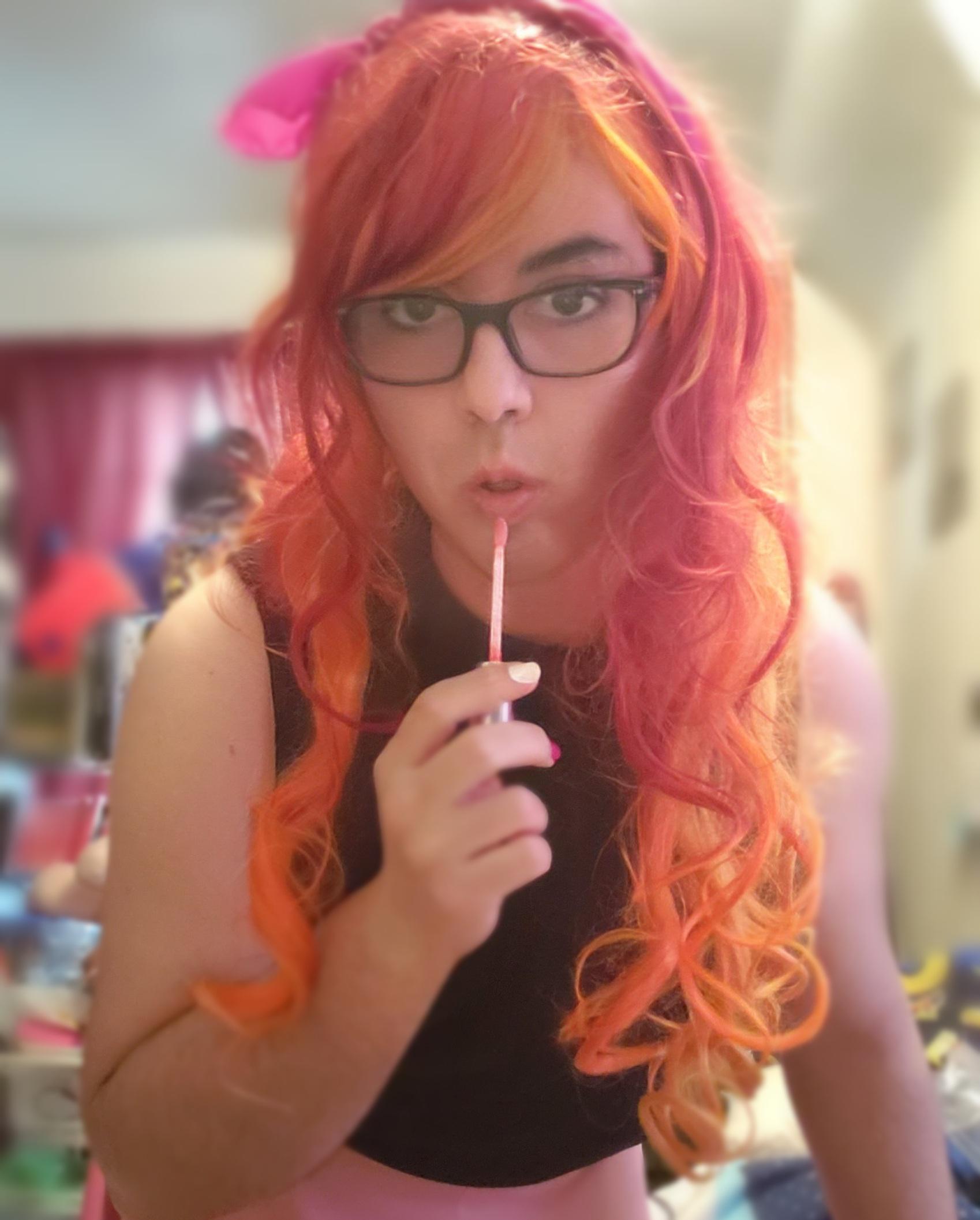 Getting the lip gloss juuust right | Scrolller