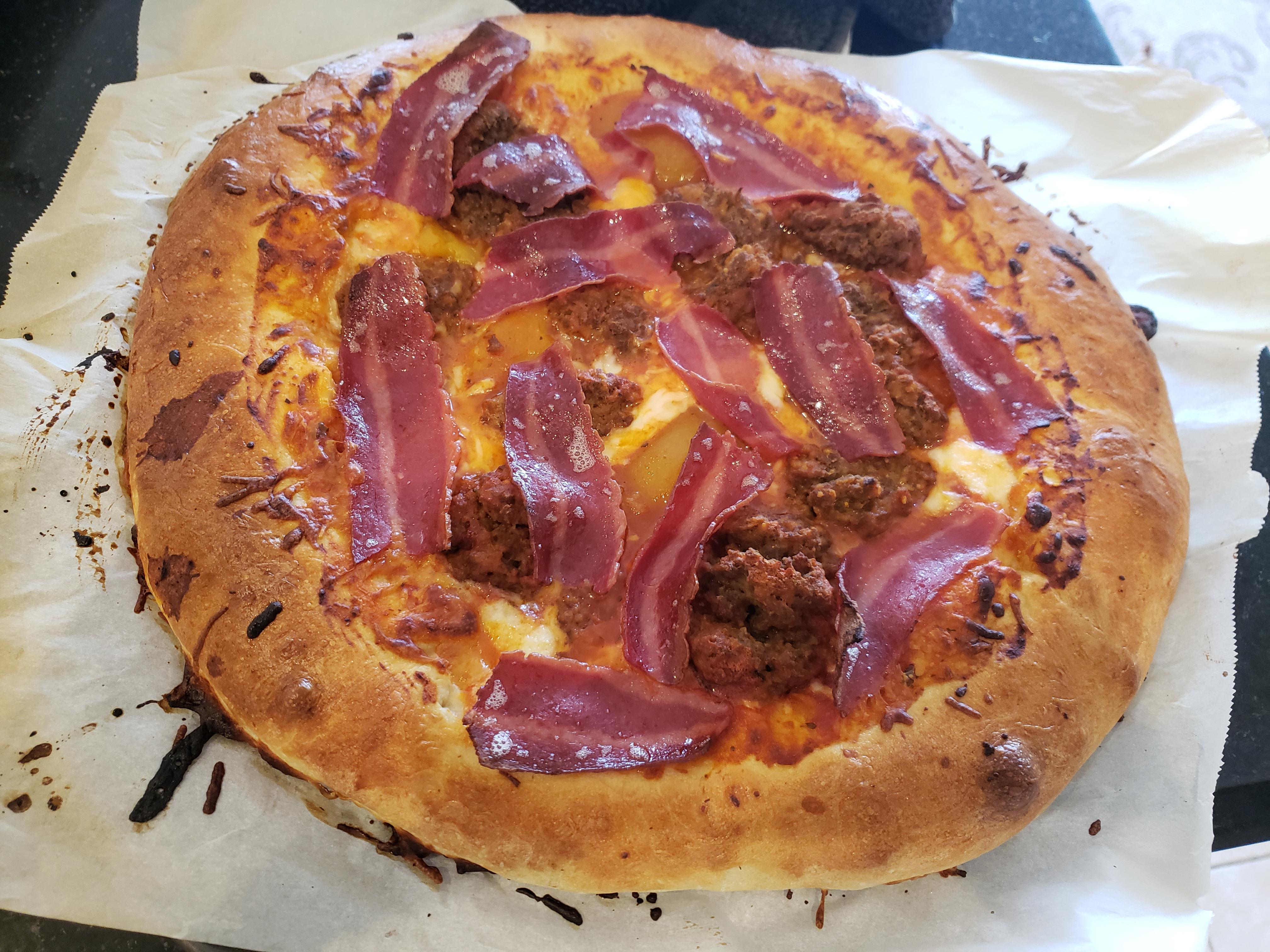 Giant mozzarella stuffed crust meatball and turkey bacon pie | Scrolller