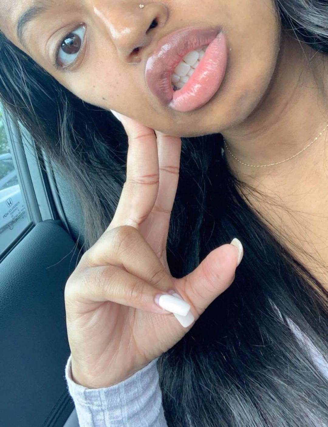 Give me your lip gloss 💦 | Scrolller