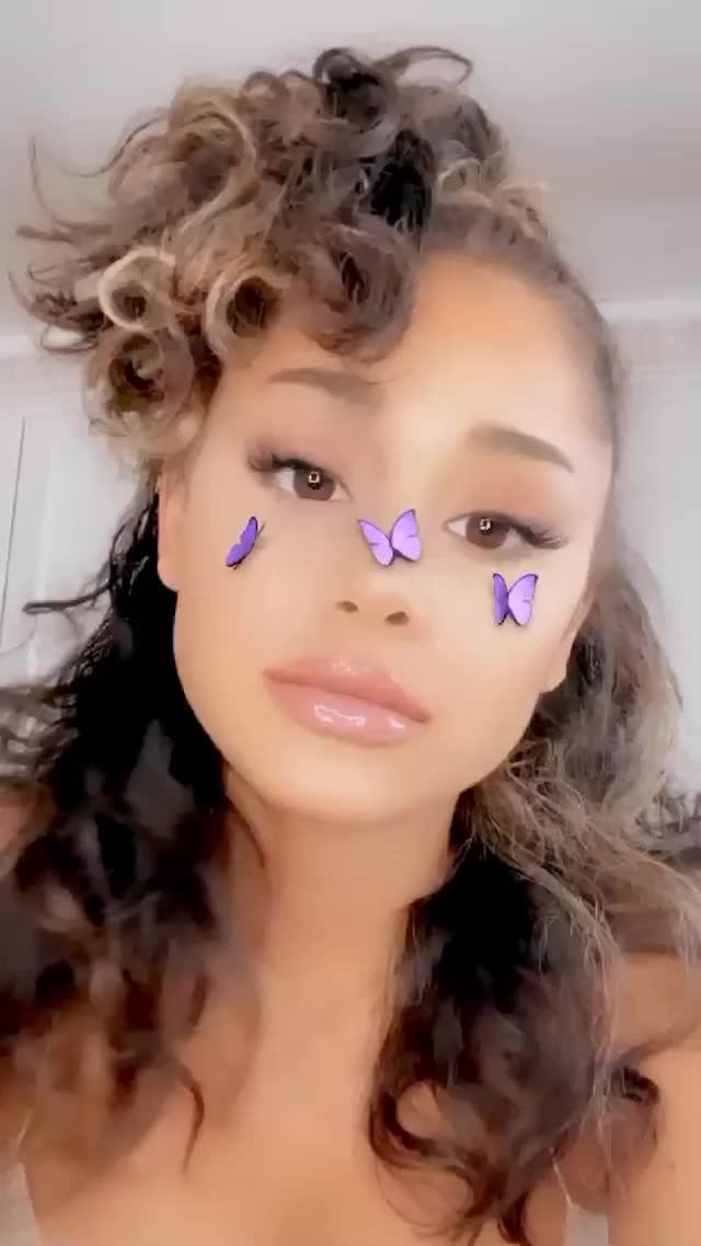 Glossy lips | Scrolller