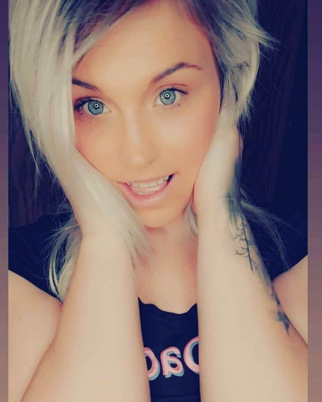 Go add this big booty 18 year old 🍑🥵💦💋 ITS FREE!!!!! Link below | Scrolller