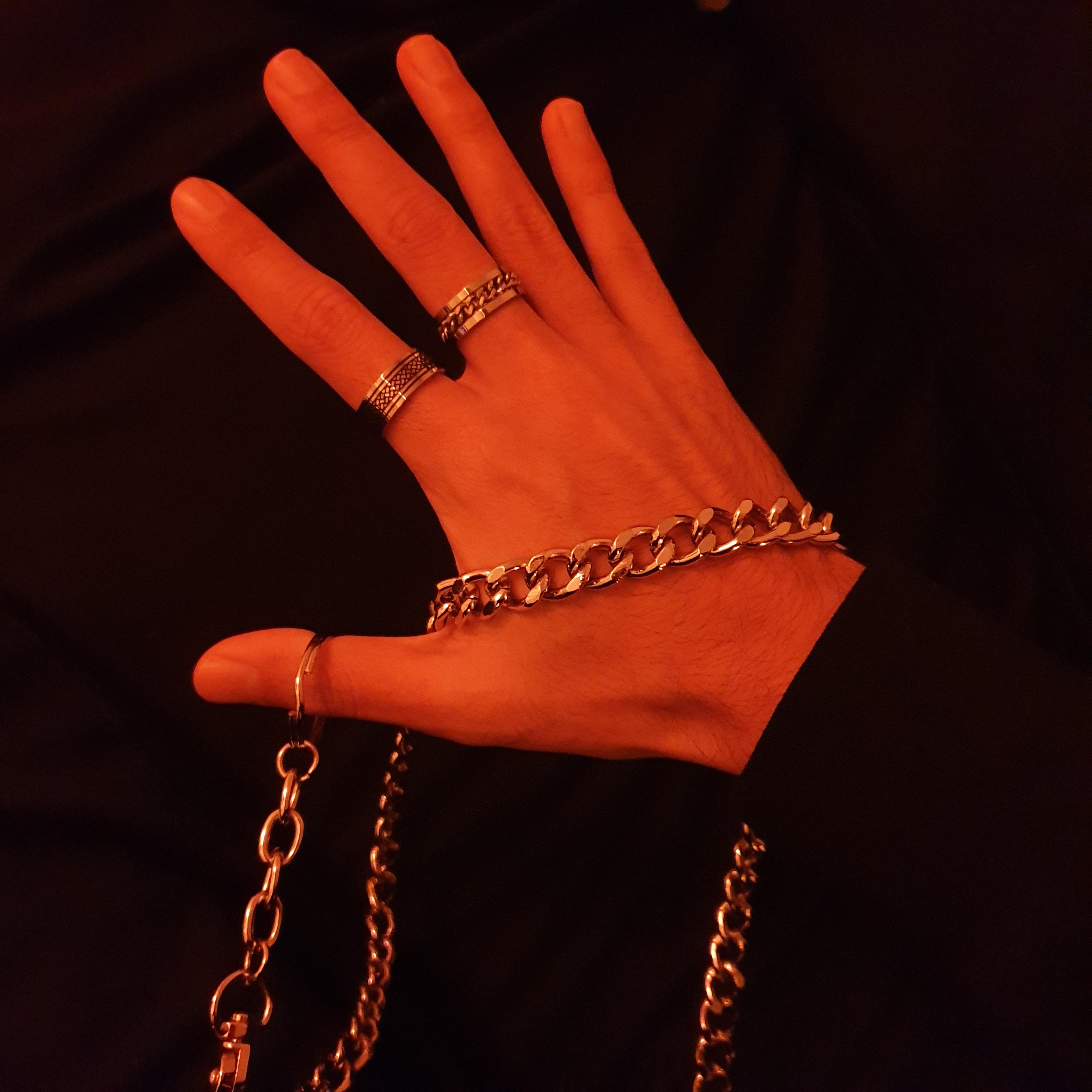 ⛓ God I love chains ⛓ | Scrolller