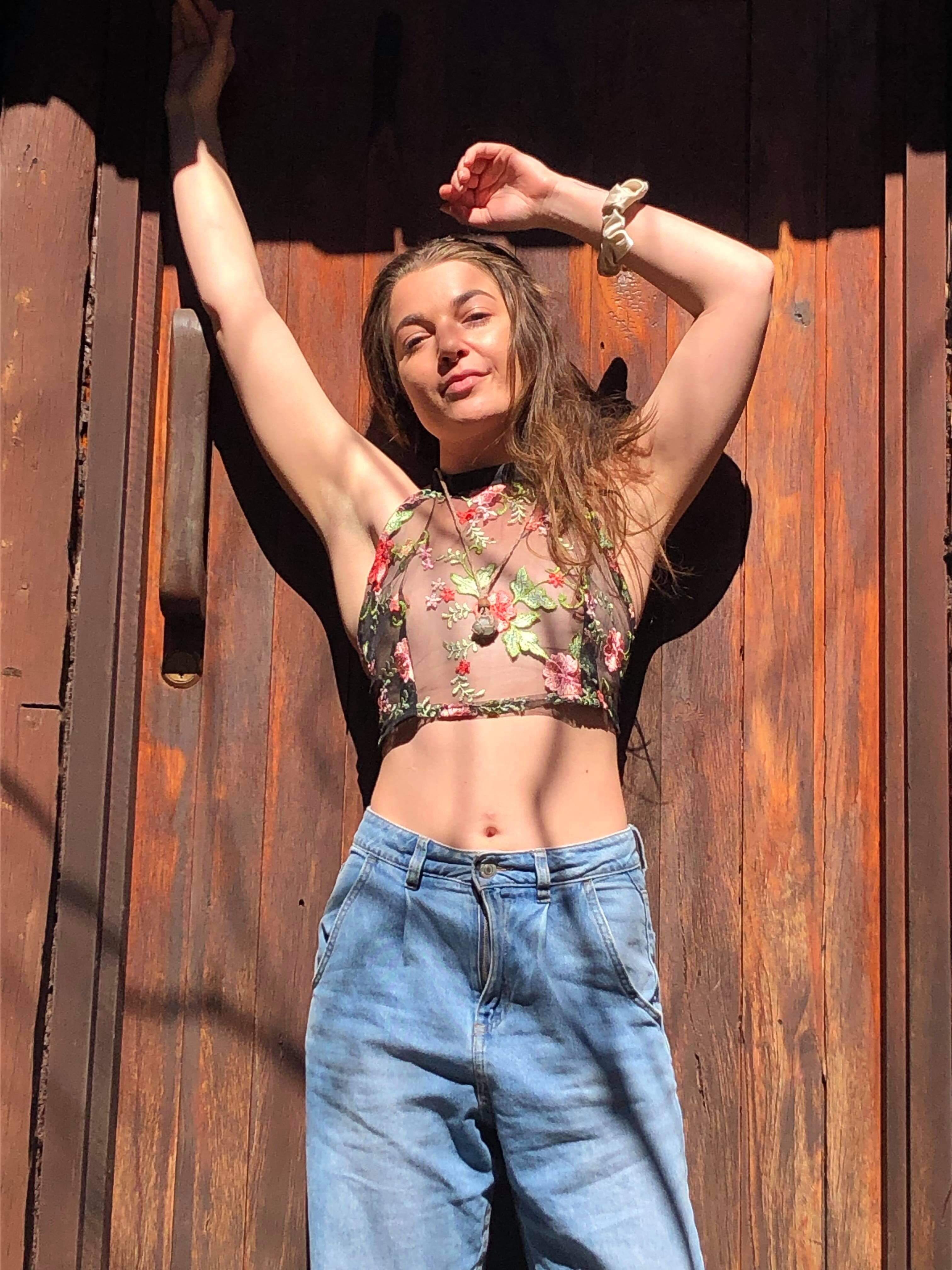 My tiny bee stings look great among the flowers | Scrolller