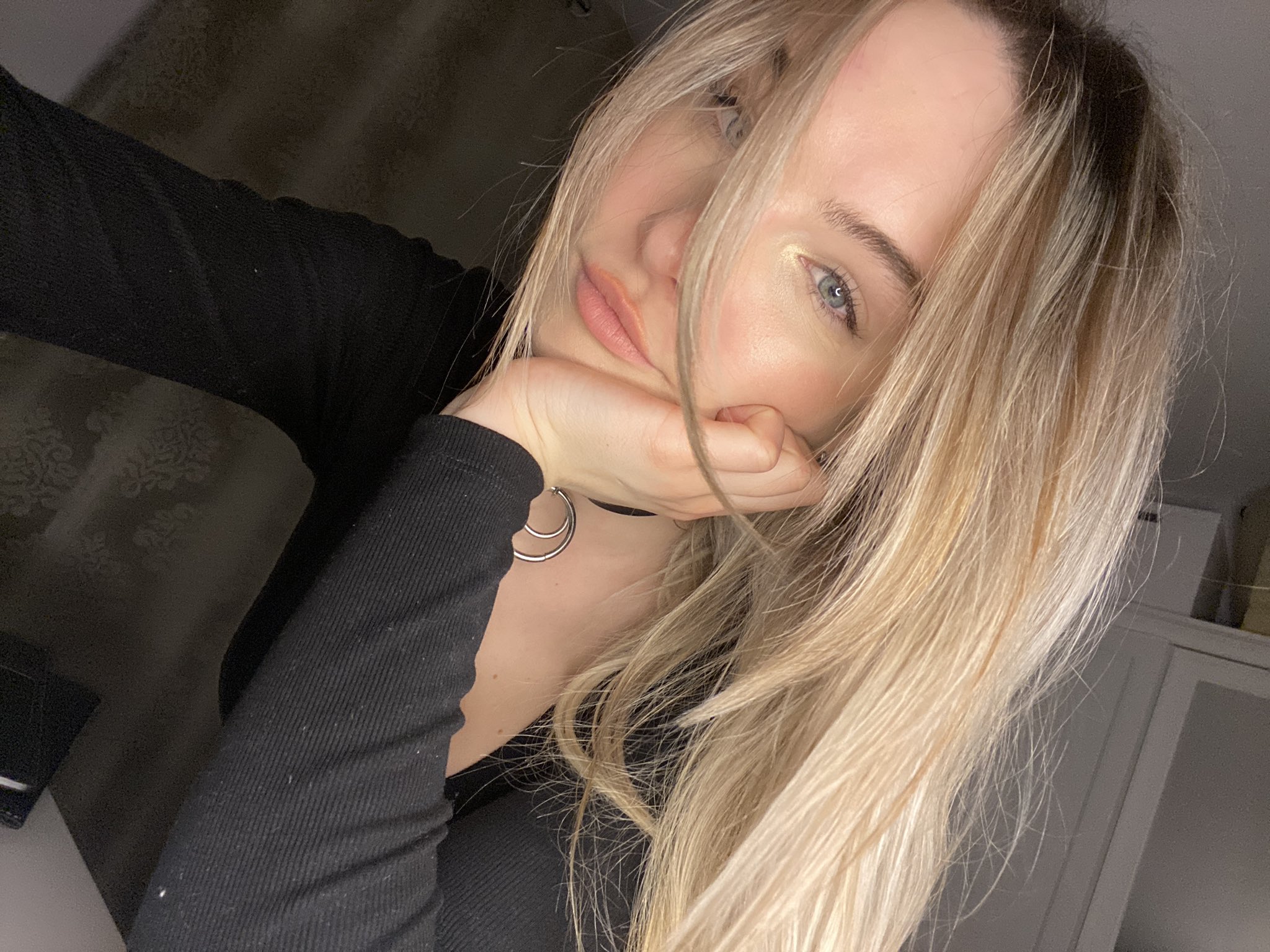 Goddess_kira wanna have her one personal sissy 🤰🏼 | Scrolller