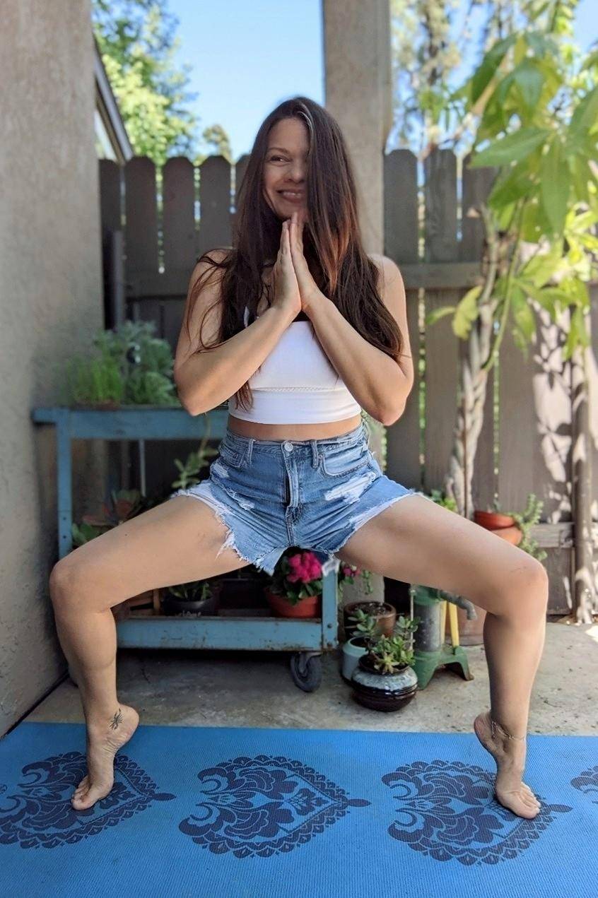Goddess pose on tippy toes 🕉️ | Scrolller