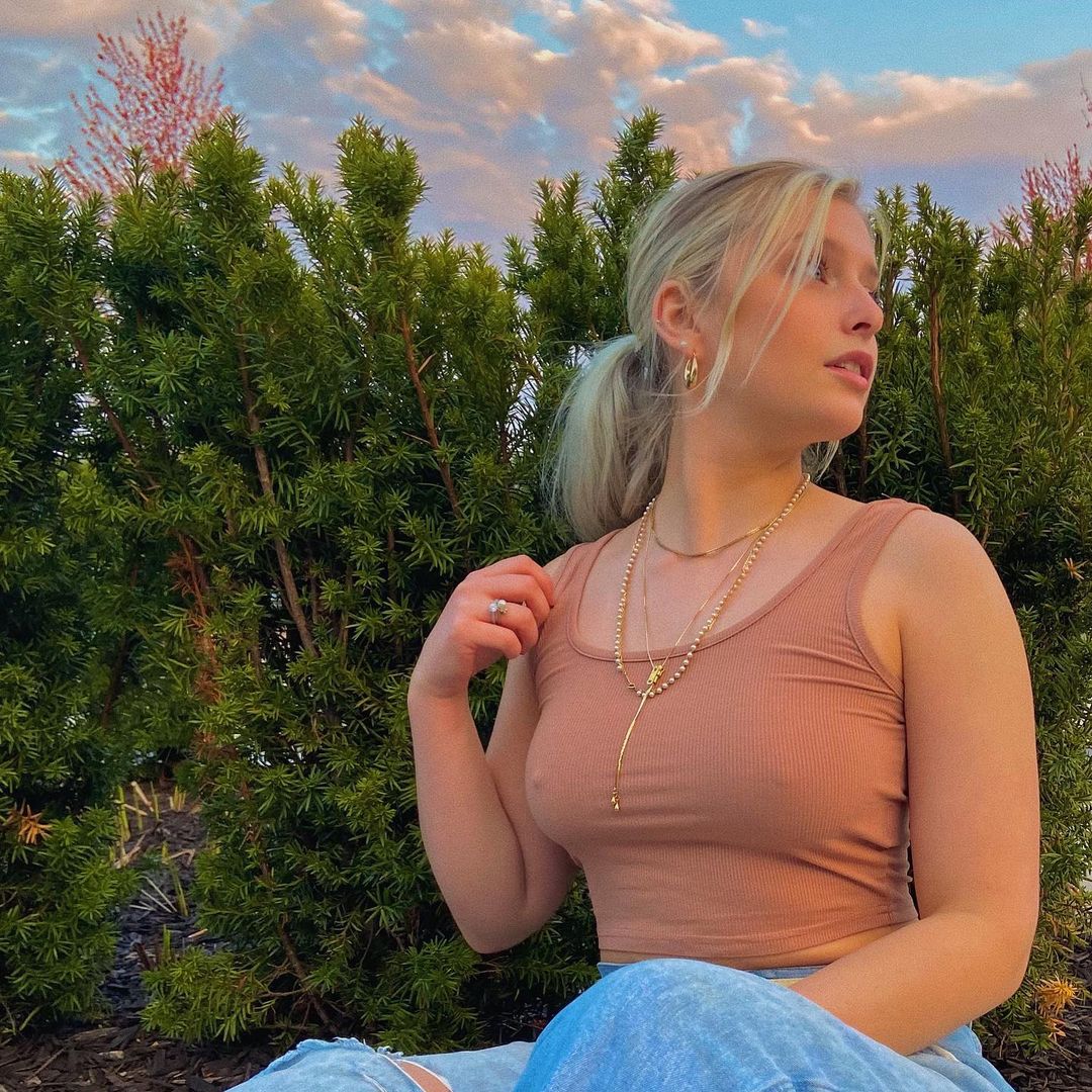 Gold chains | Scrolller