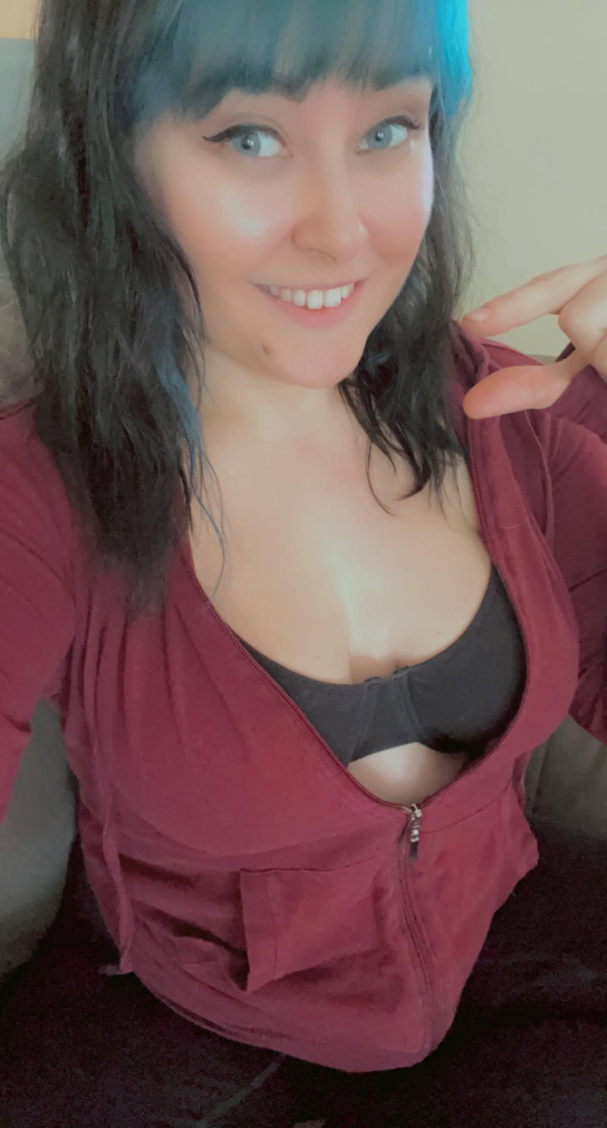 Good morning! I bet you’d love to be jerking that puny little 🍤 dick to my pics 😏 | Scrolller