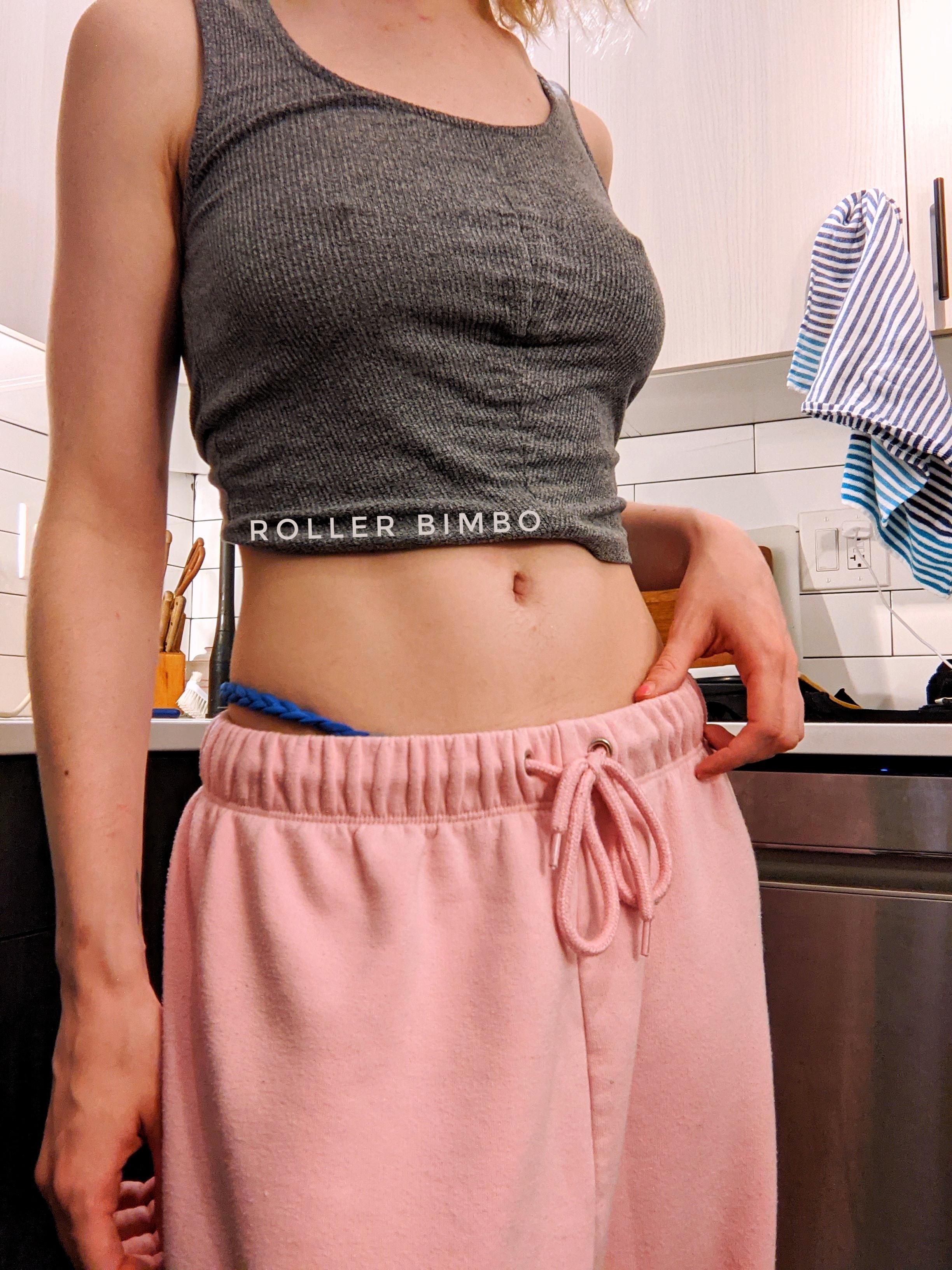 Rollerbimbo in pink sweatpants | Scrolller