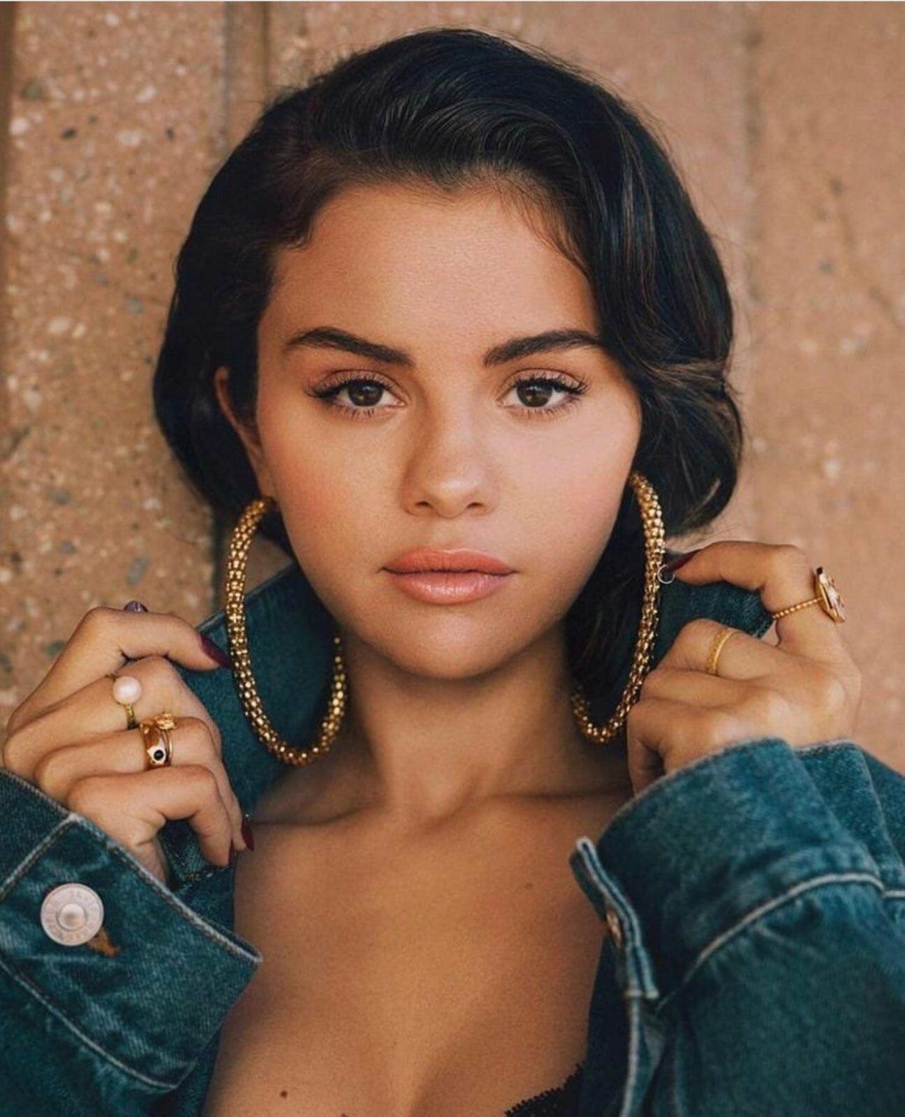 Selena Gomez Scrolller