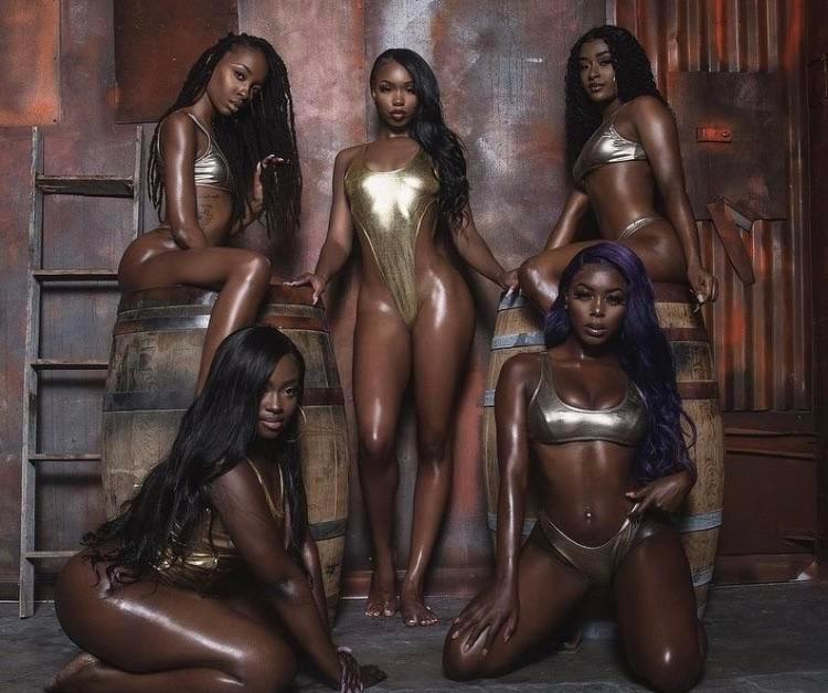 Gorgeous Ladies | Scrolller