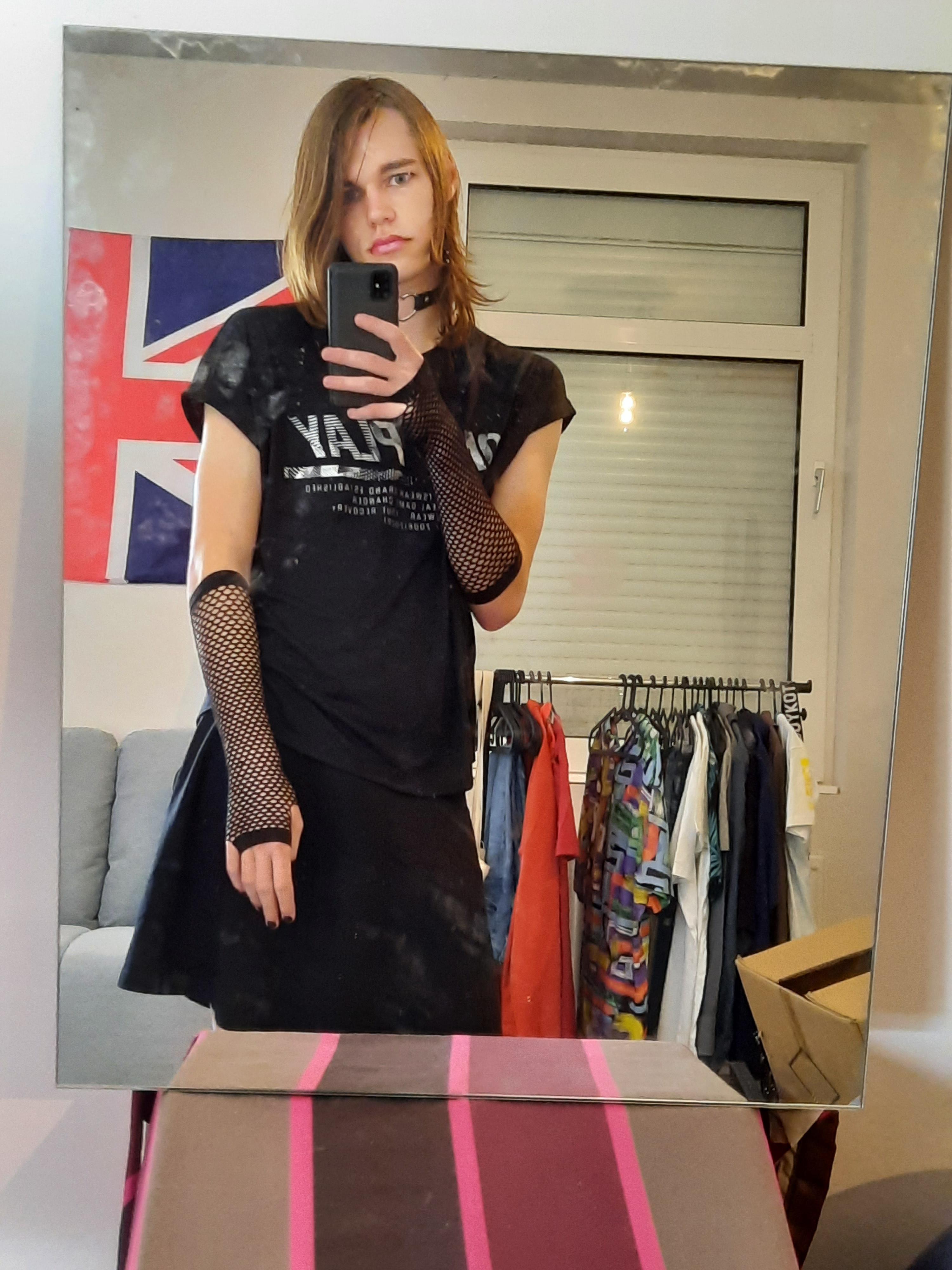 Goth gf anyone? | Scrolller