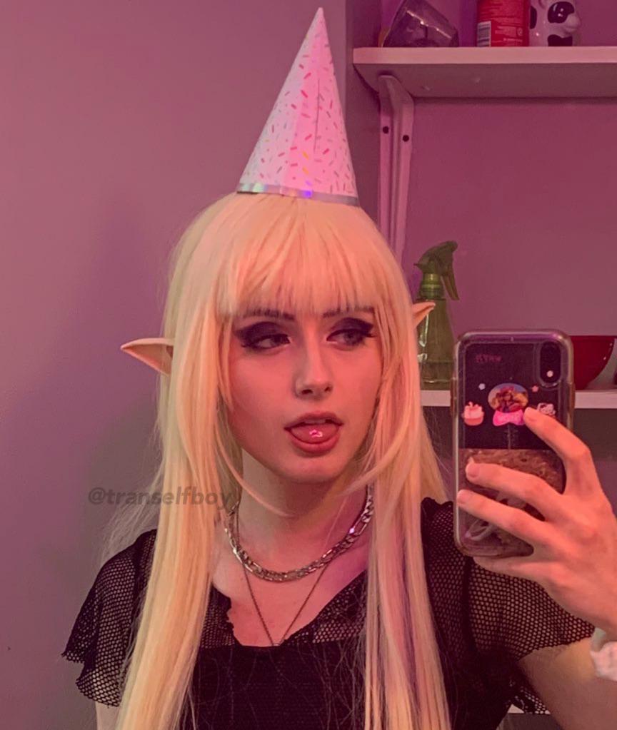 goth party elf :3 | Scrolller