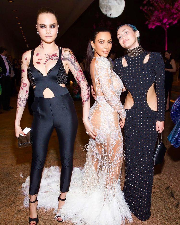 Grabbing Kim’s butt | Scrolller