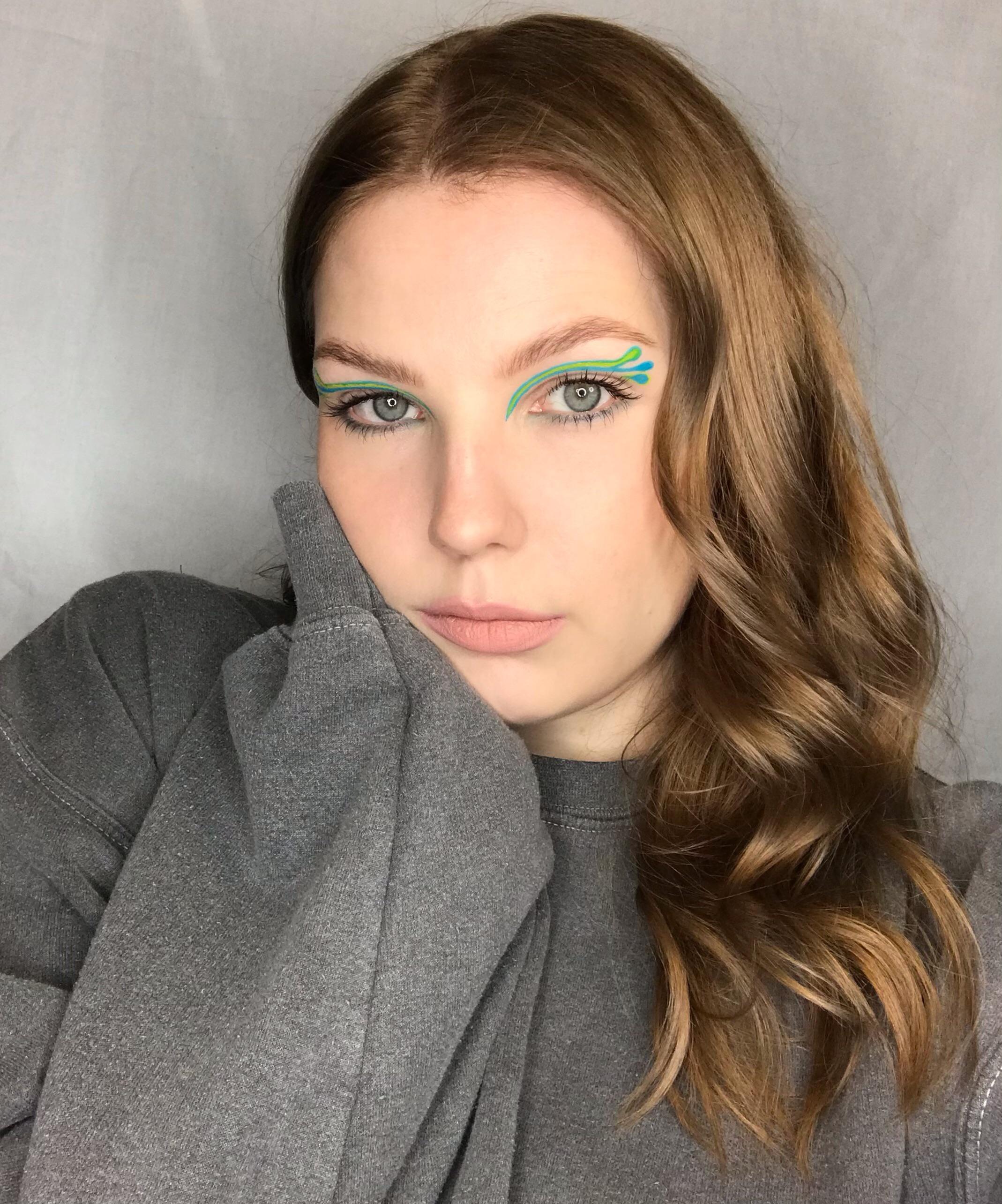 Graphic Liner | Scrolller