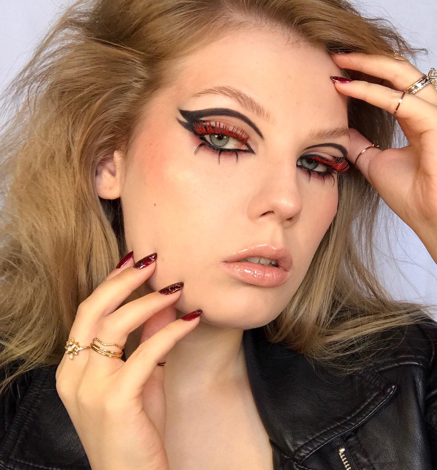 Graphic liner | Scrolller