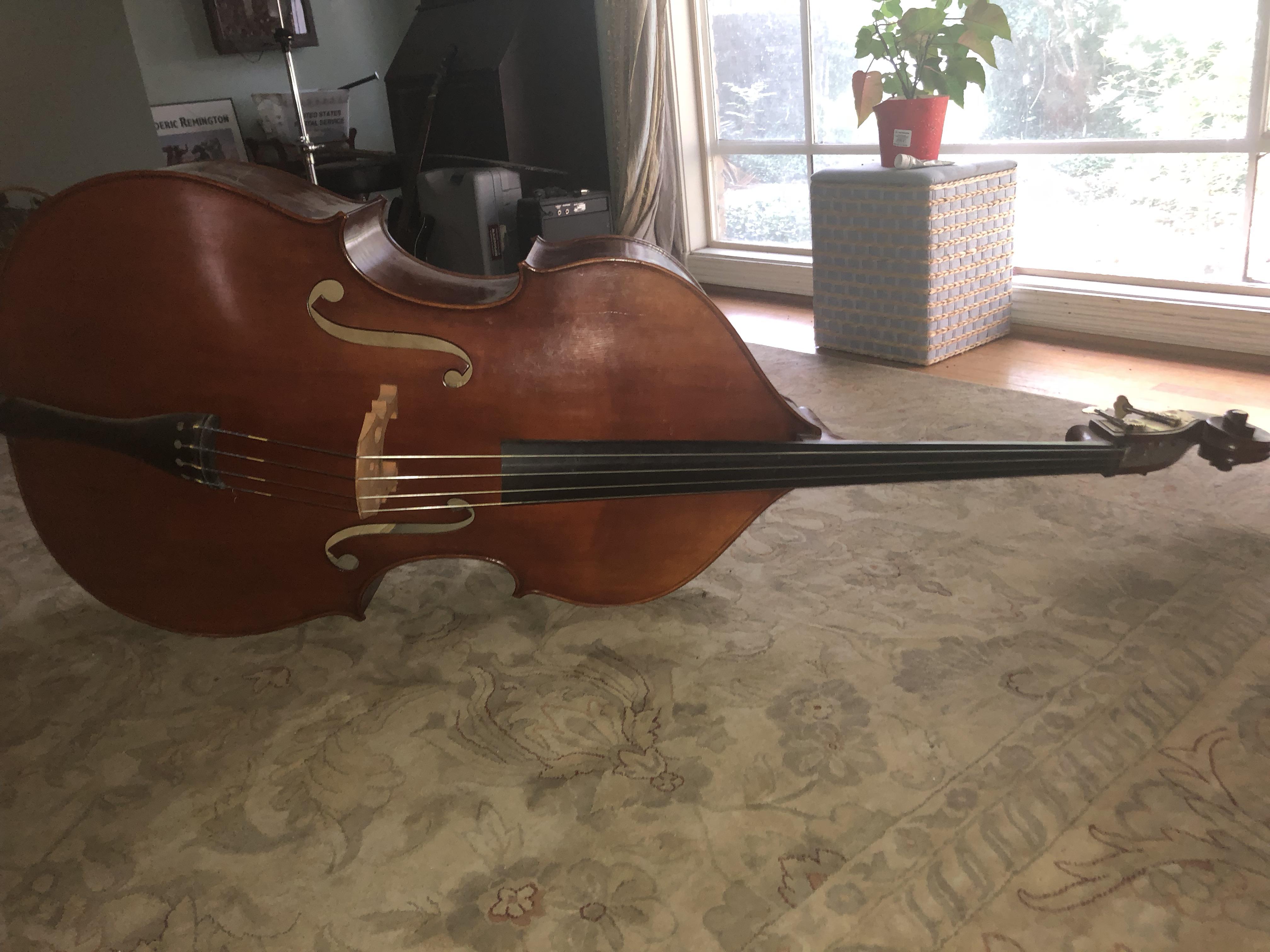 Greetings! Can anybody help me identify the maker of this bass!? More pics in comment | Scrolller