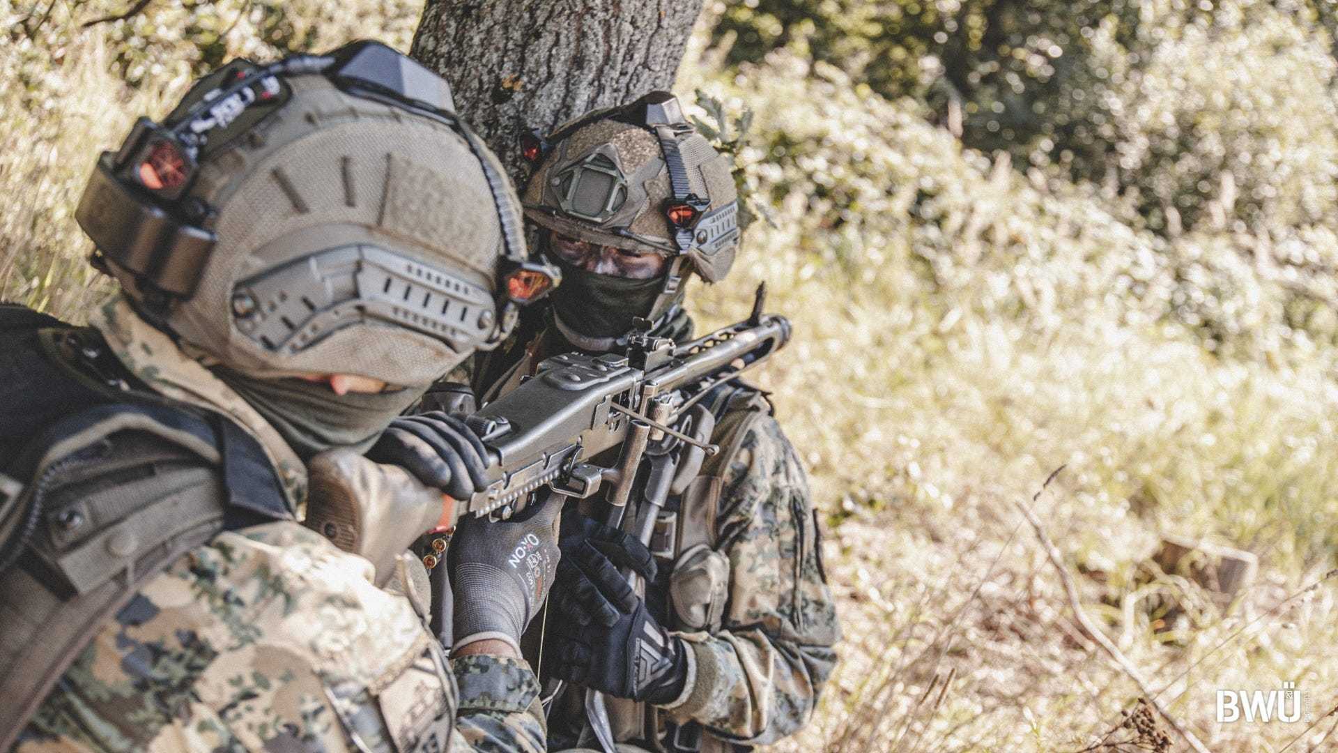 Grenadiers of the Panzergrenadierbataillon 13 train the Behelfsanschlag, also called ...