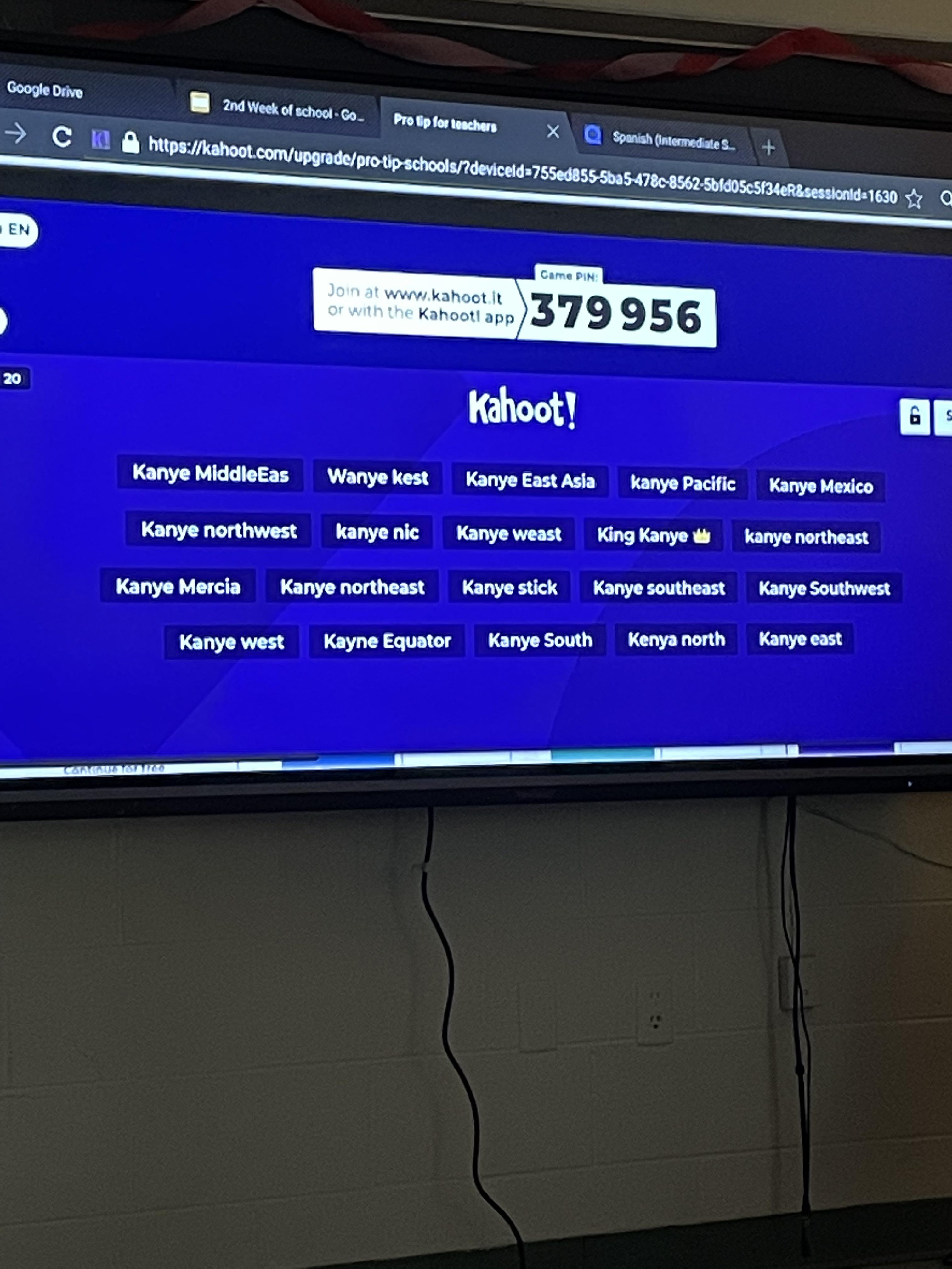 Group effort at school | Scrolller