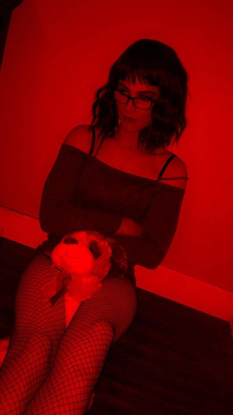 Grumpy girl with them thicc-em thighs.😊 | Scrolller