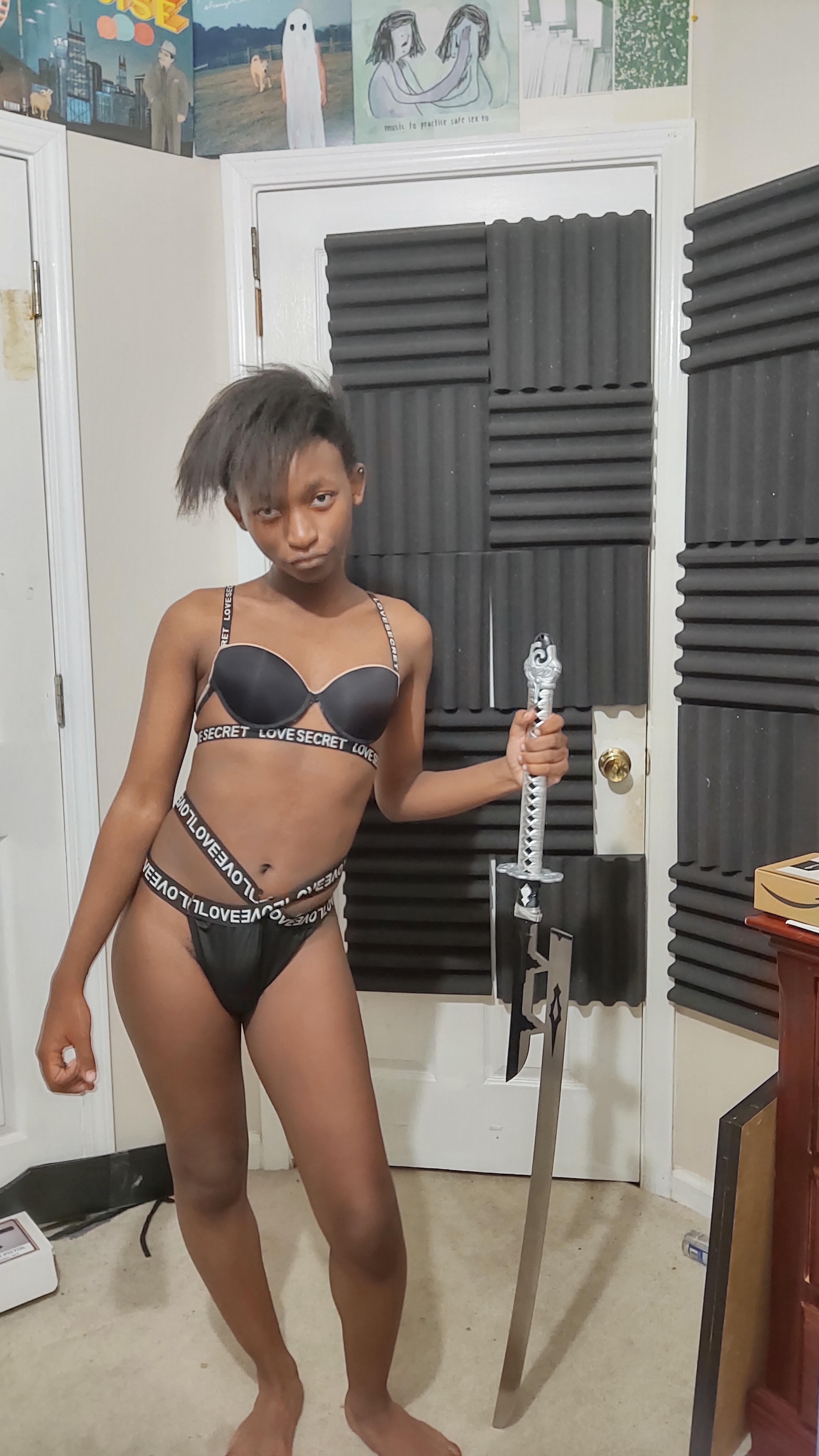 guess who's duel wielding large weapons | Scrolller