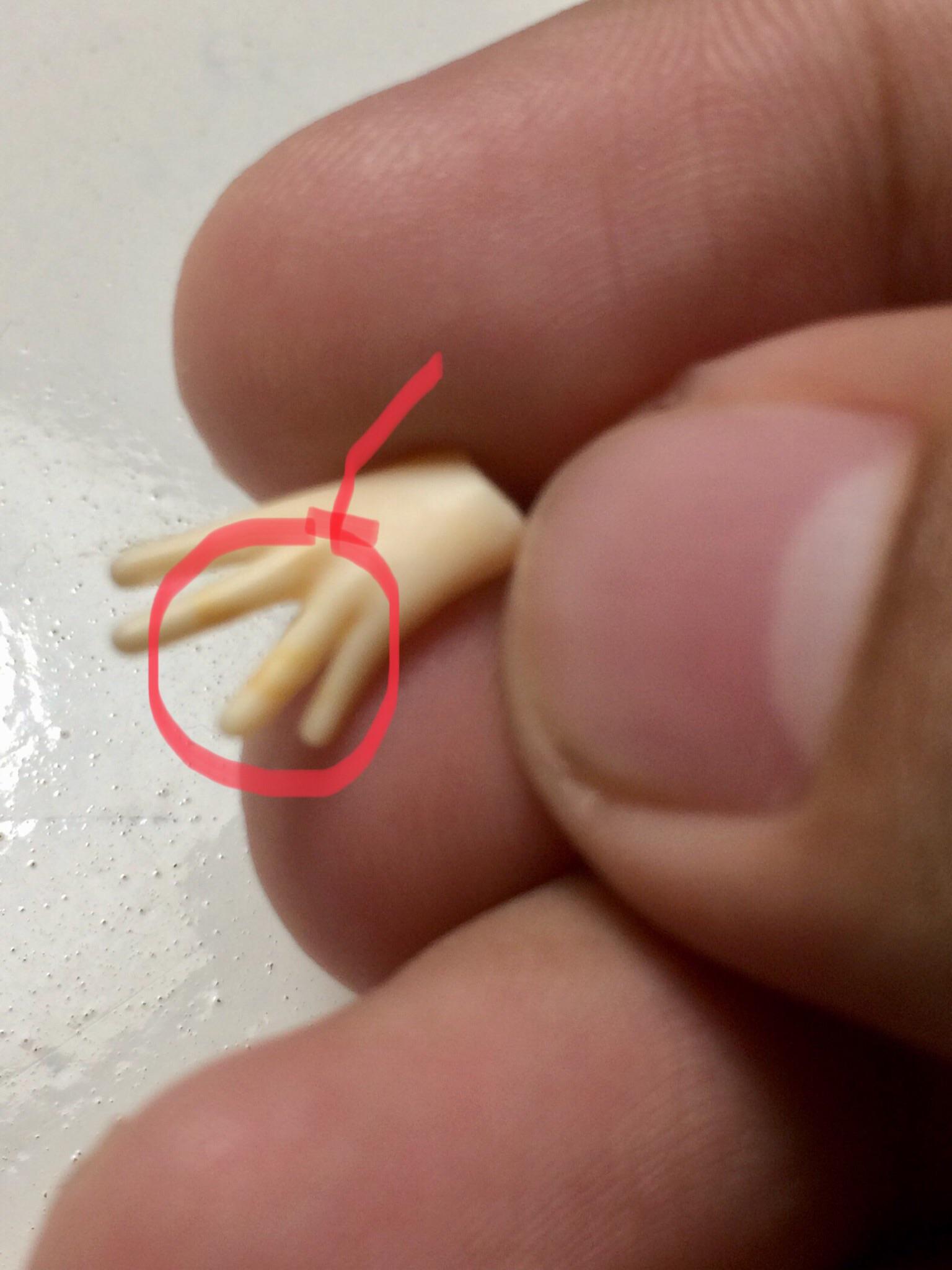 Guys I need your help my Figma hand just got sunburn. There are some spots on the fingers you ...