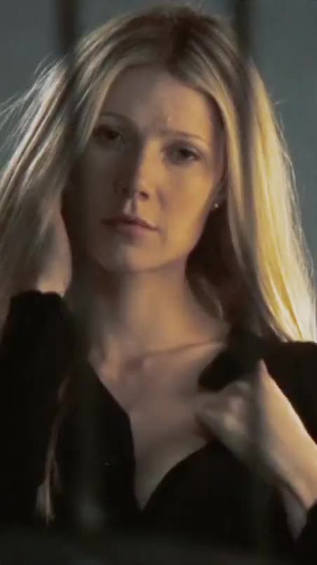 Gwyneth Paltrow Showing Her Boob Scrolller 3378