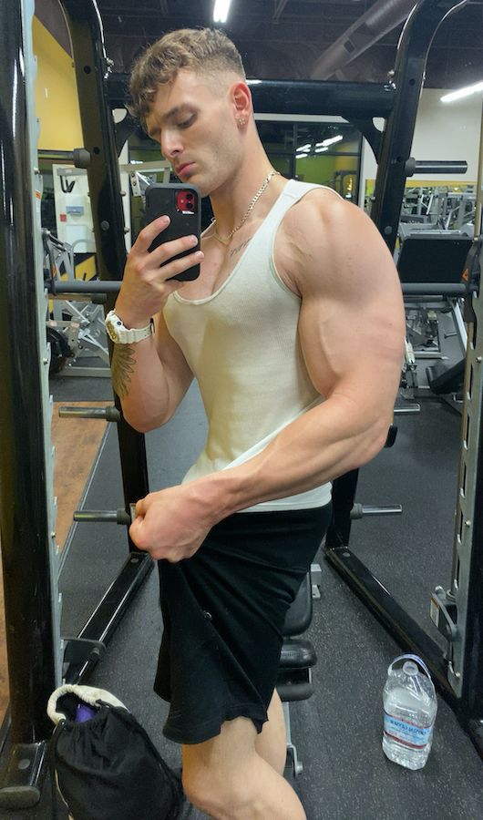 Gym Pump Selfie | Scrolller