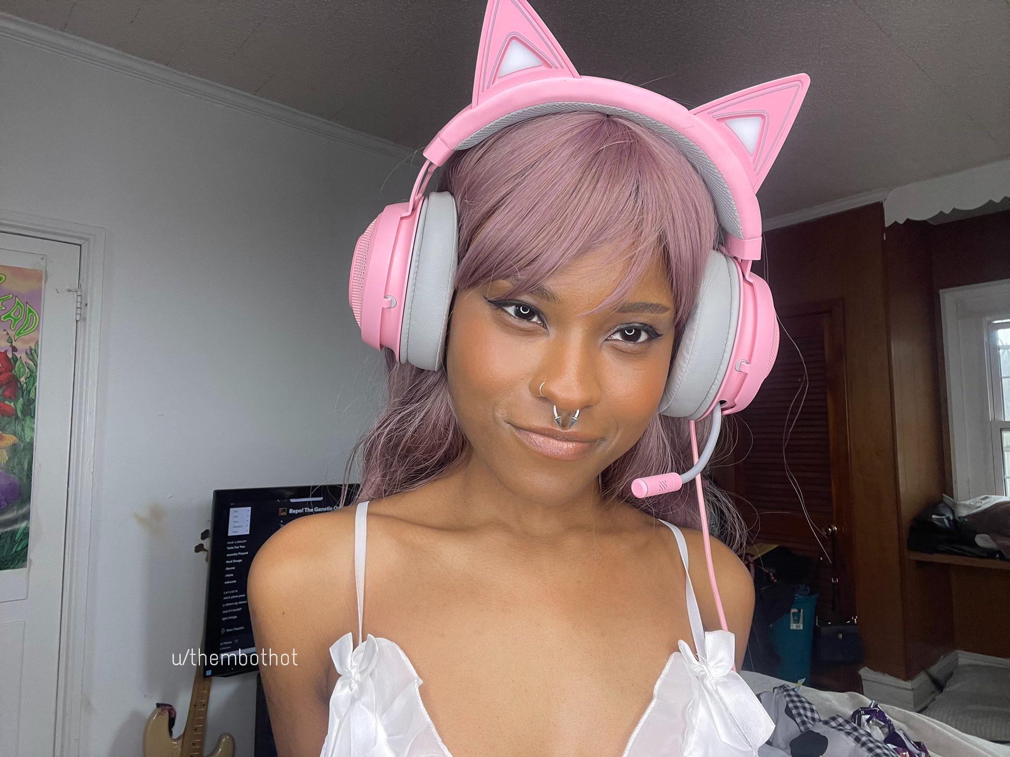 lil playful kitty selfie hours, who up?~💗 | Scrolller
