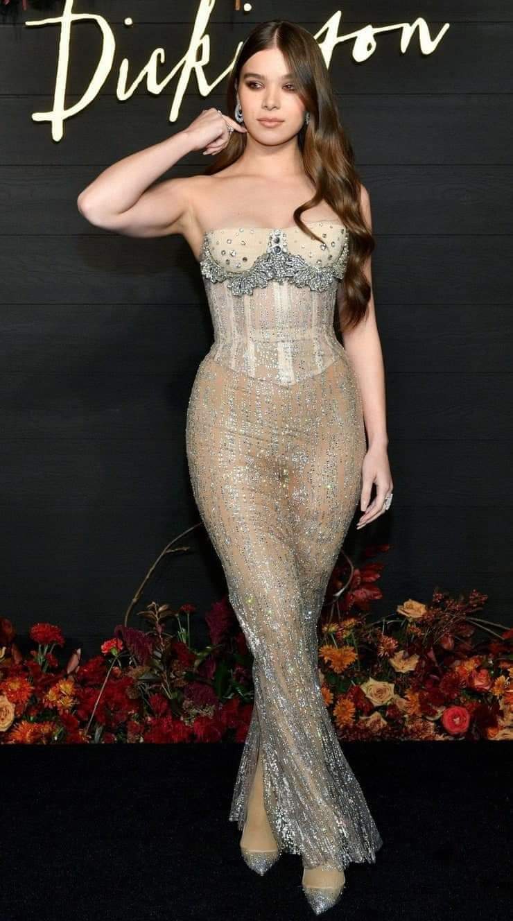 Hailee steinfeld should be savagely spit roasted hard. Just completely use her like a fuck meat ...