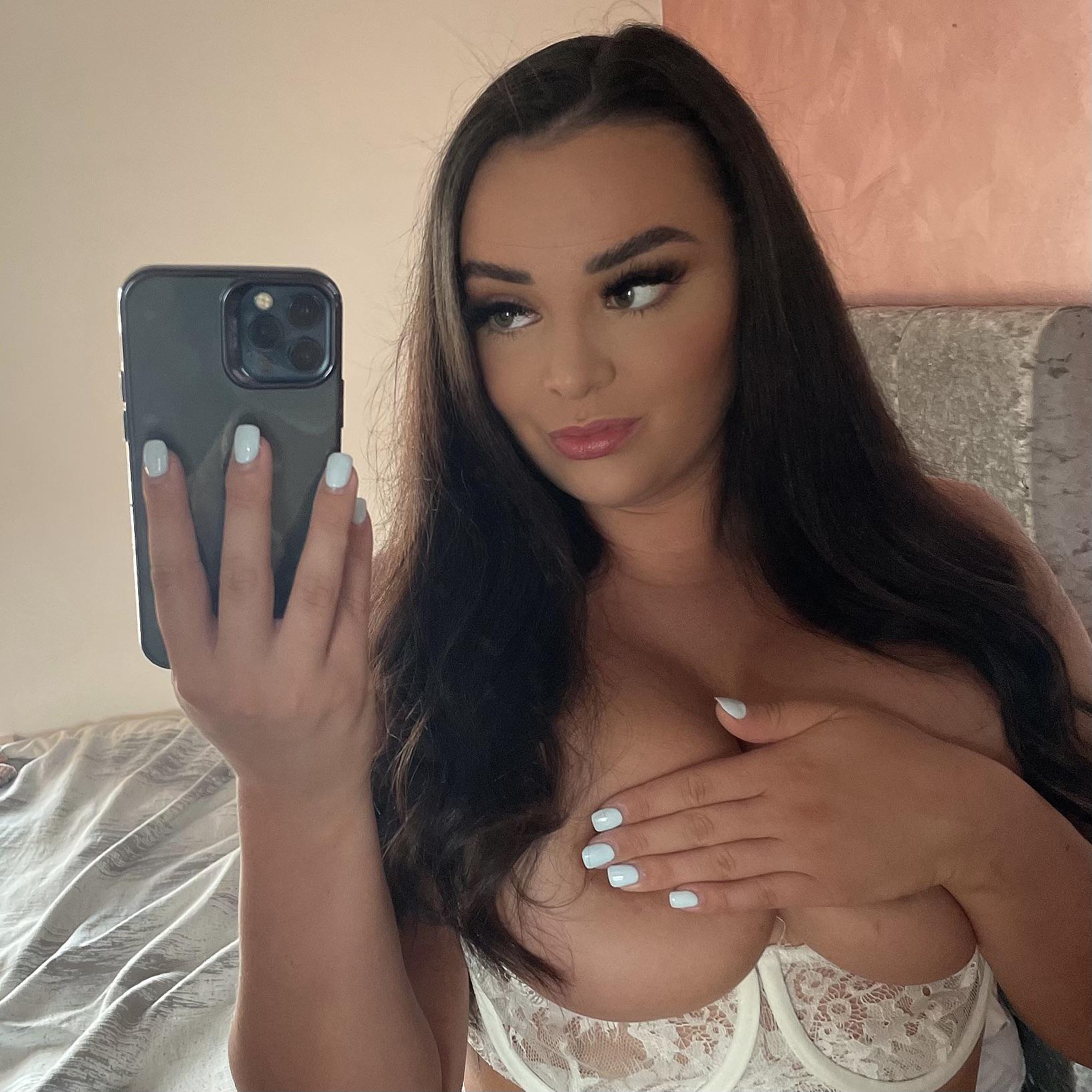 Hand bra 😉 | Scrolller