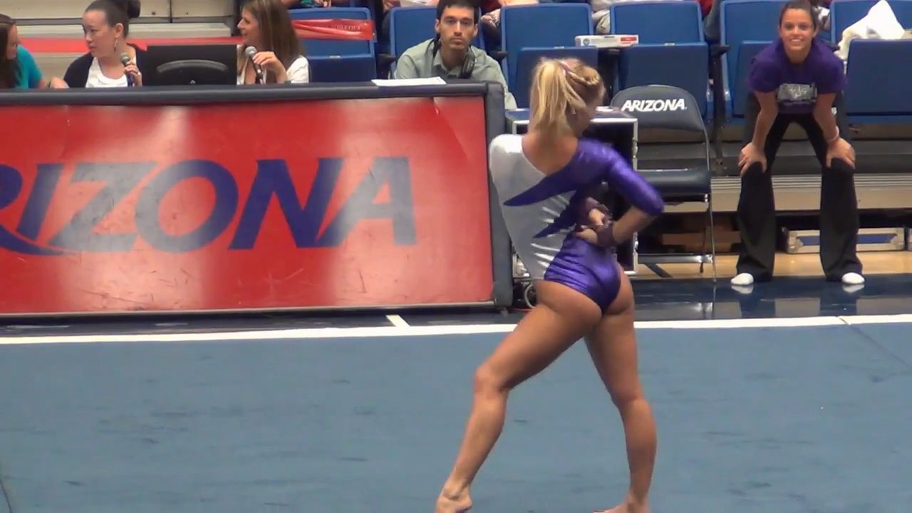 Hand on hip and booty out | Scrolller