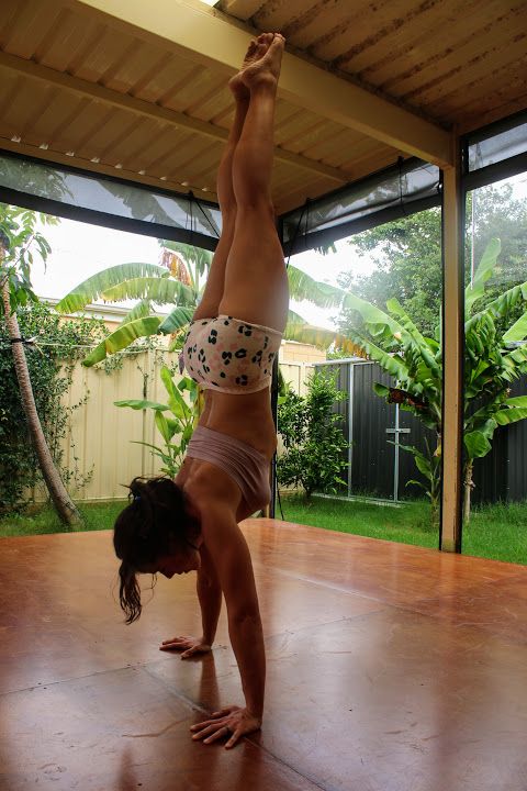 Handstand time! [f] | Scrolller