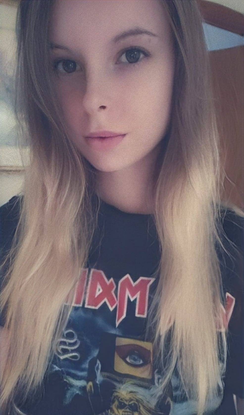 Hanging in there. (23) | Scrolller